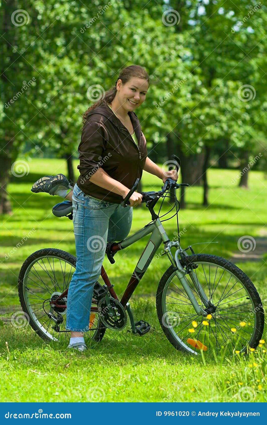 De Fietser Van De Vrouw Op De Fiets Stock Foto - Image of leven, fiets ...