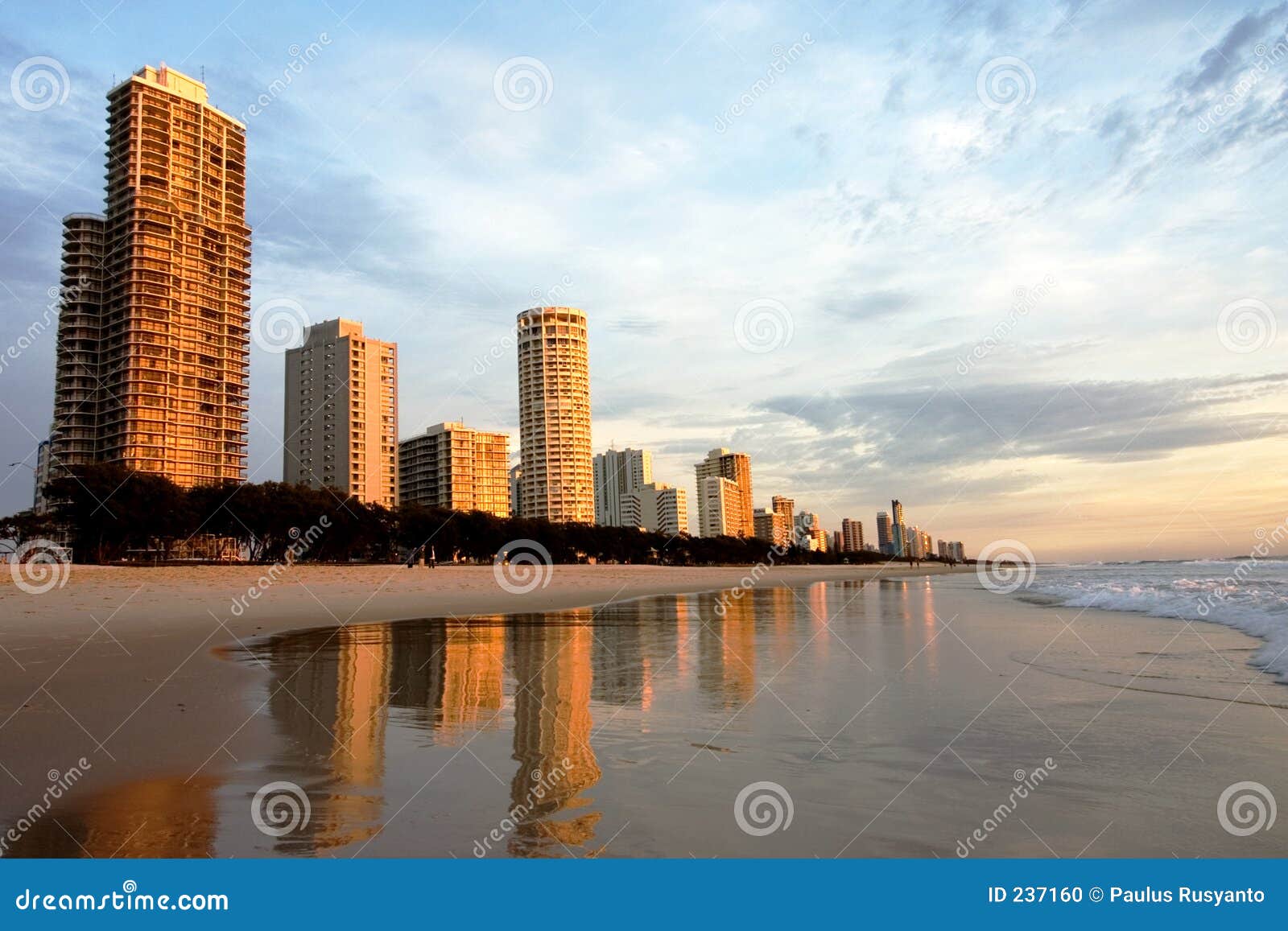 De Flats En De Toevlucht Van Het Strand Stock Foto - Image of ...