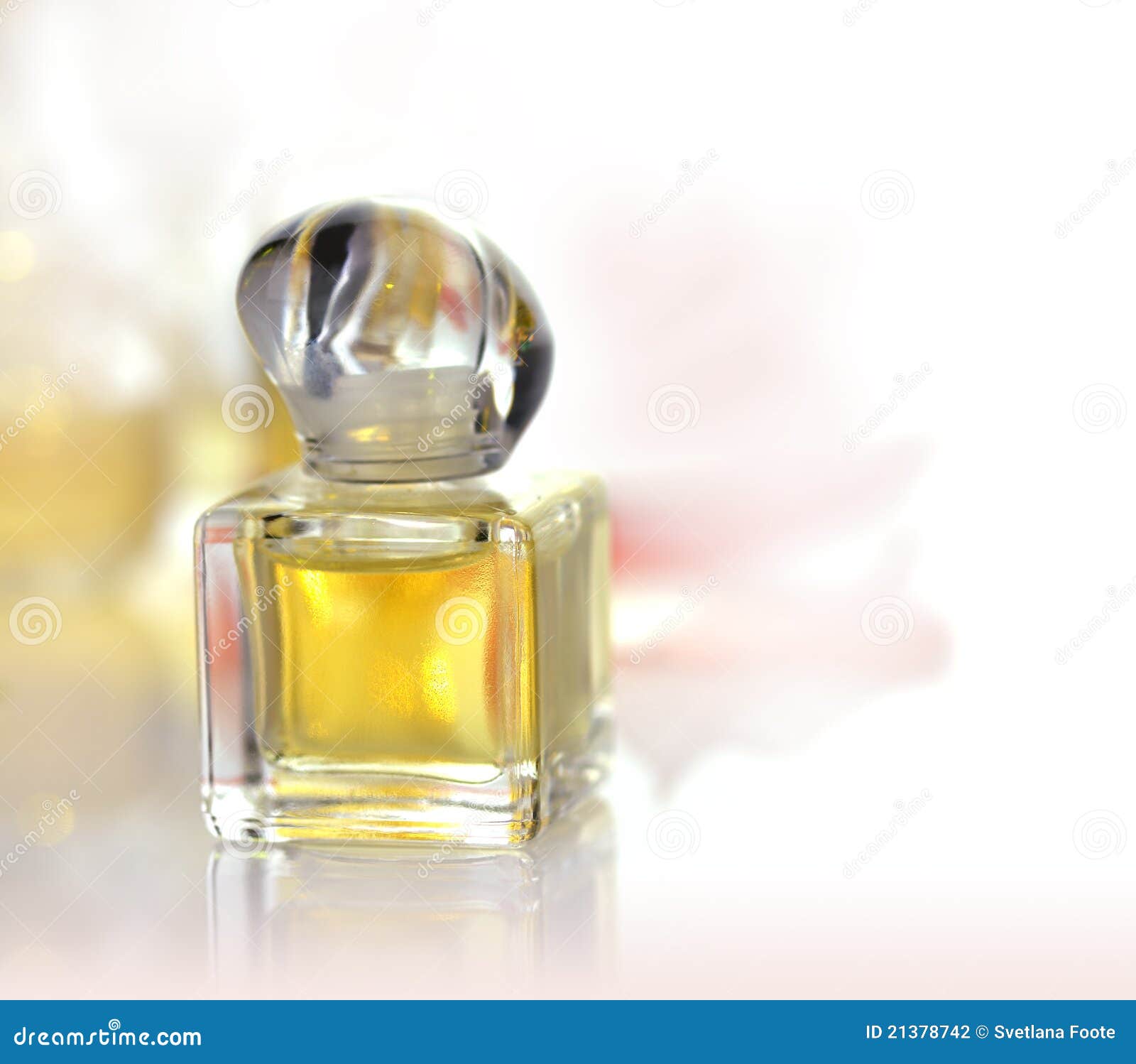 De fles van het parfum stock foto. Image of parfum, schoonheidsmiddel ...