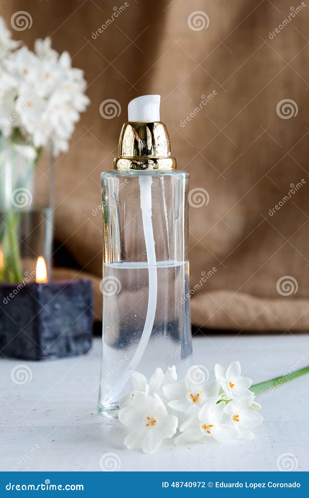 De Fles Van Het Parfum Met Bloemen Stock Foto - Image of kiezelsteen ...
