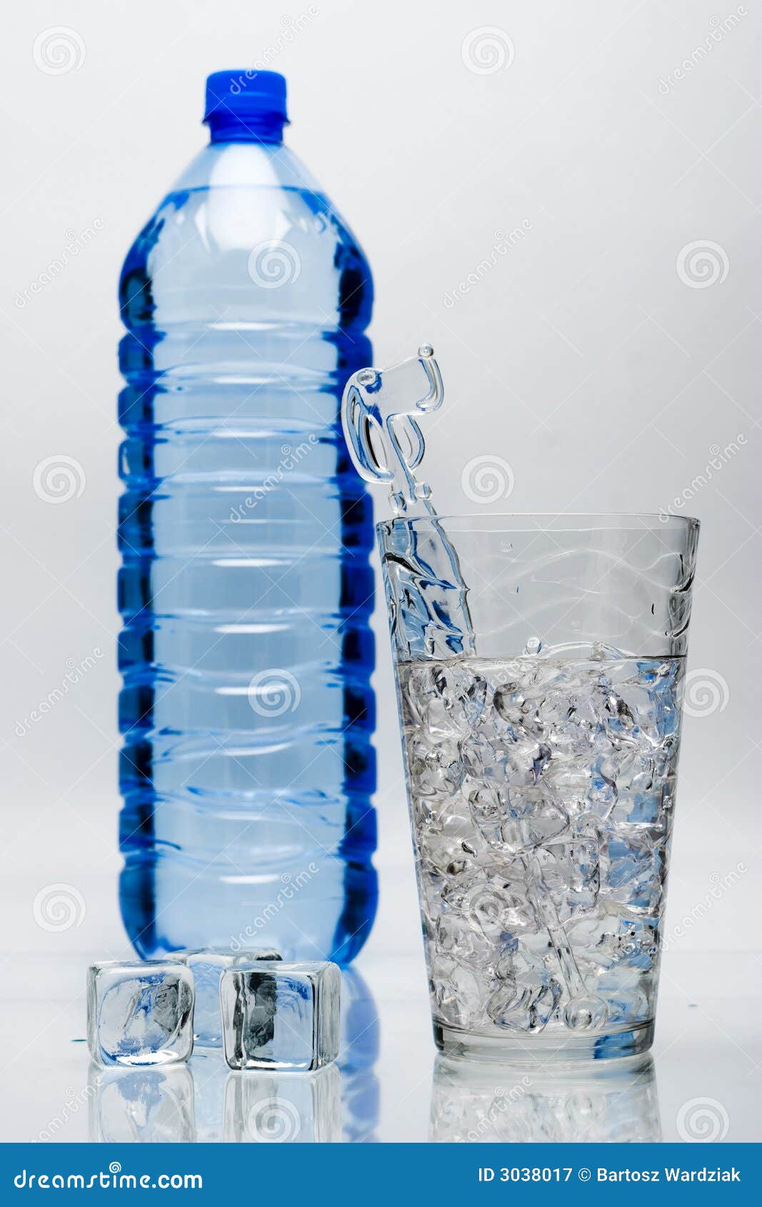 De fles van het water stock afbeelding. Image of koude - 3038017