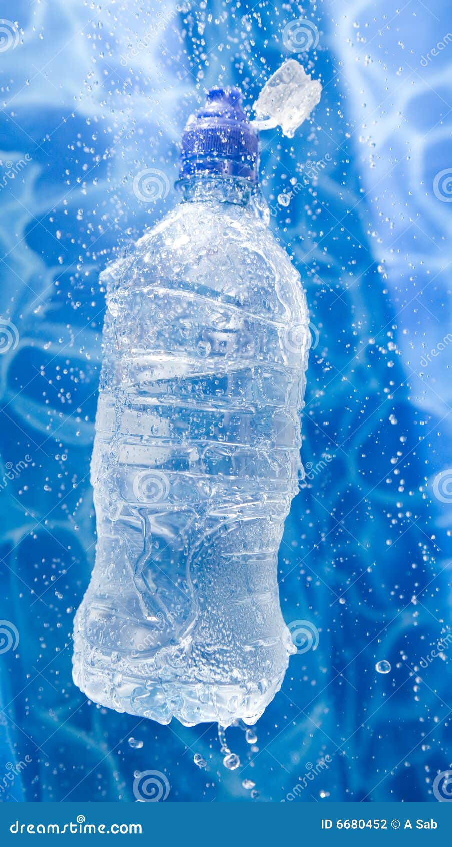 Waterfles In Een Waterplons Picture. Image: 6680452