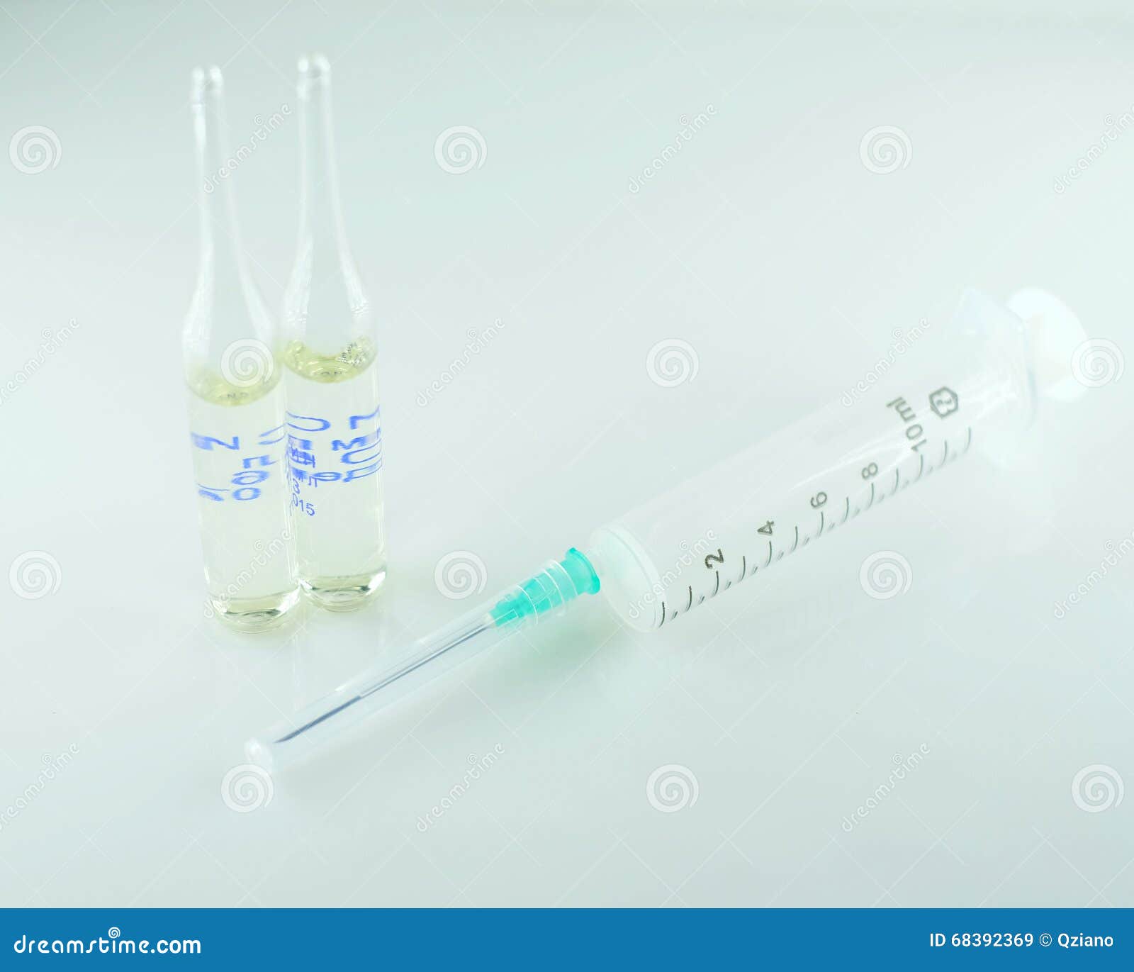 De flesjes en de spuiten stock afbeelding. Image of geneeskunde - 68392369