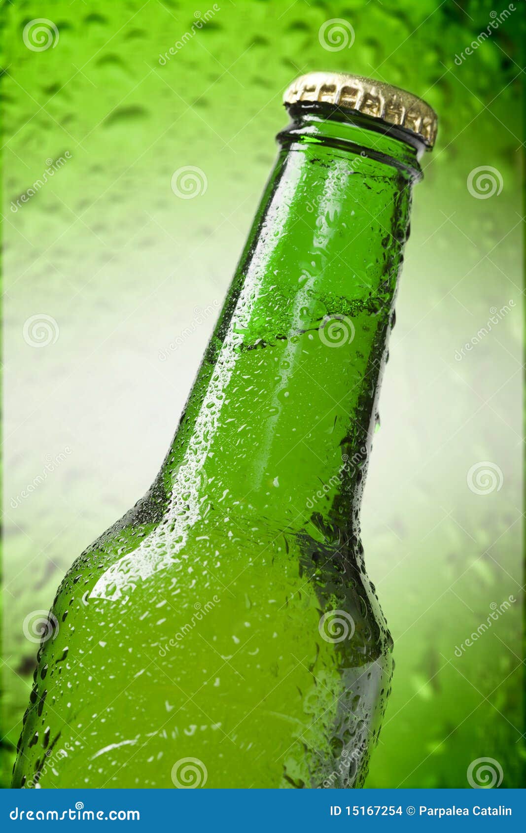 De Flessen Dichte Omhooggaand Van Het Bier Stock Foto - Image of donker ...