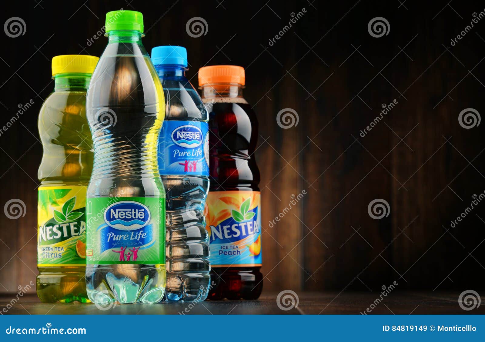 De Flessen Van Nestle Drinken Merken Redactionele Stock Afbeelding ...