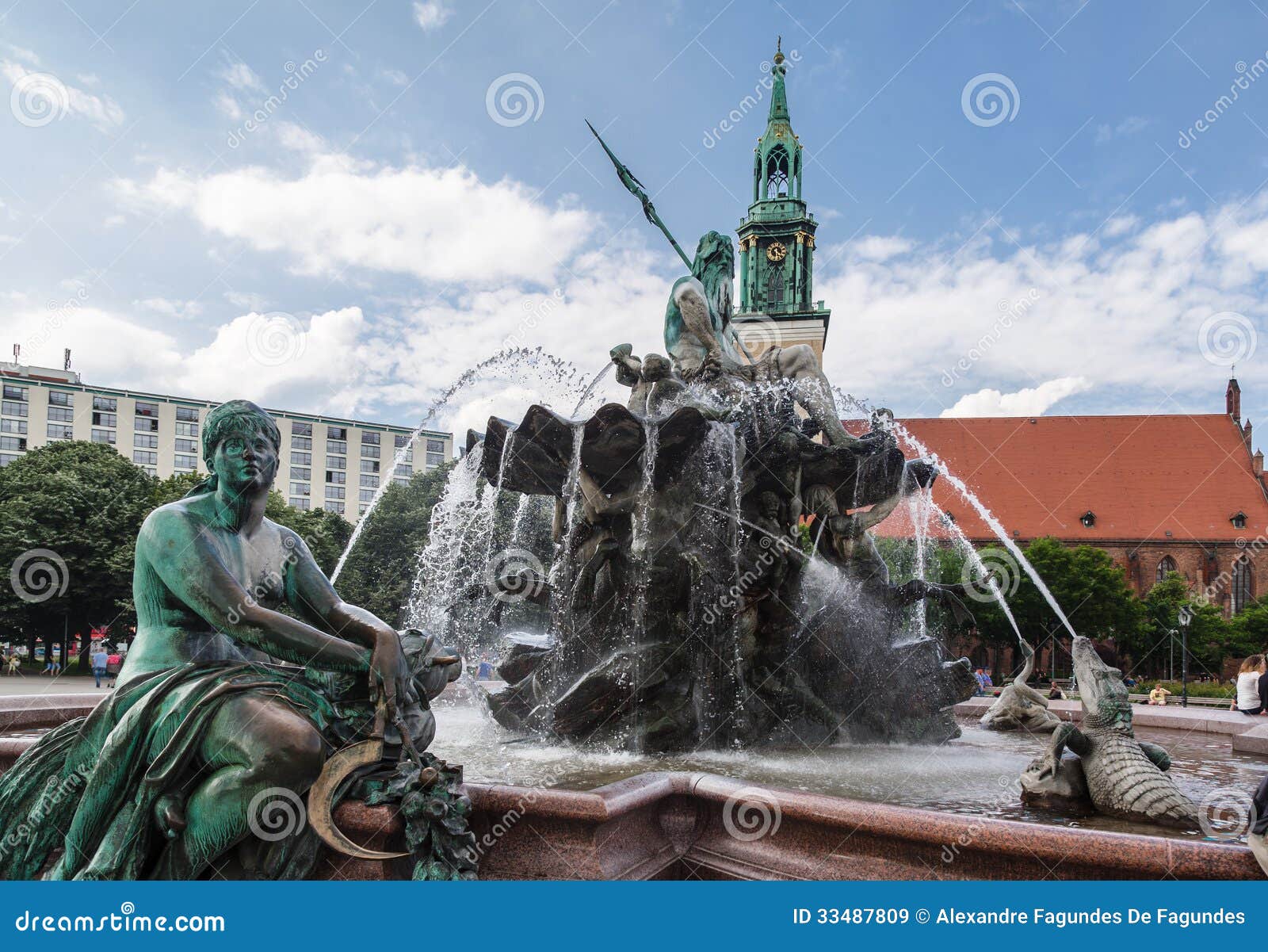 De Fontein Berlijn Van Neptunus Redactionele Stock Afbeelding - Image ...