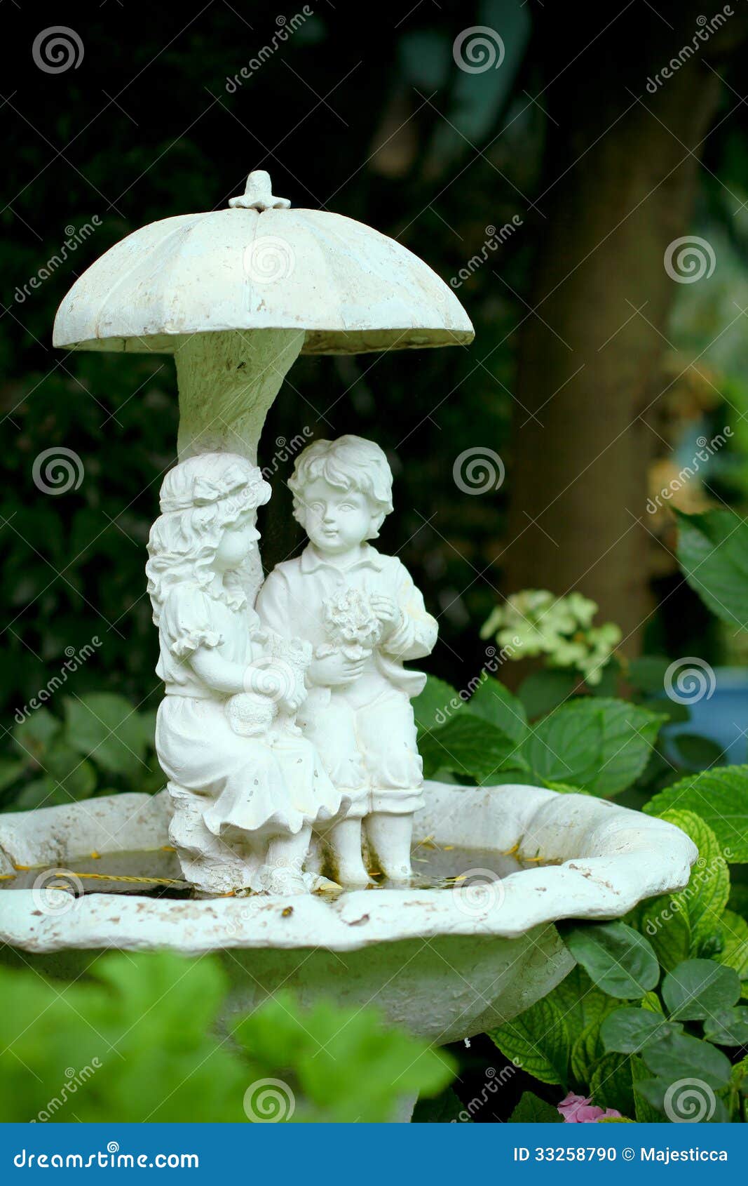 De fontein in de tuin stock foto. Image of cijfer, water - 33258790