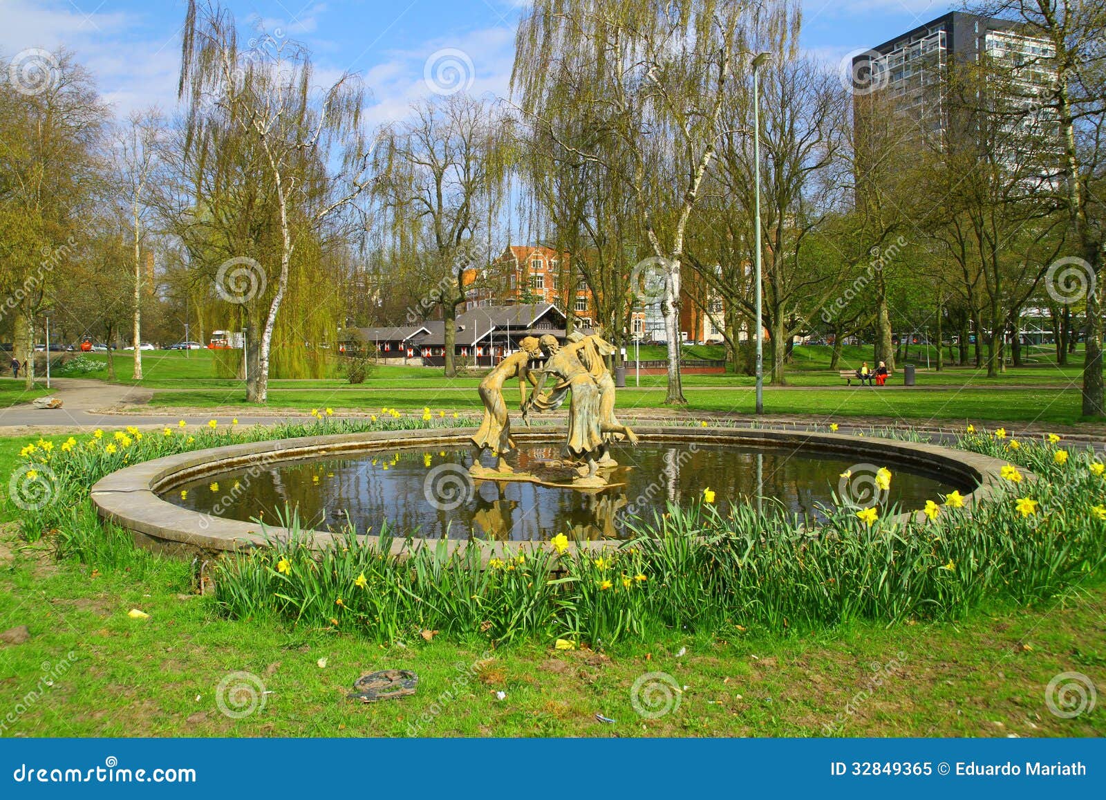 De fontein in het park stock afbeelding. Afbeelding bestaande uit euro ...