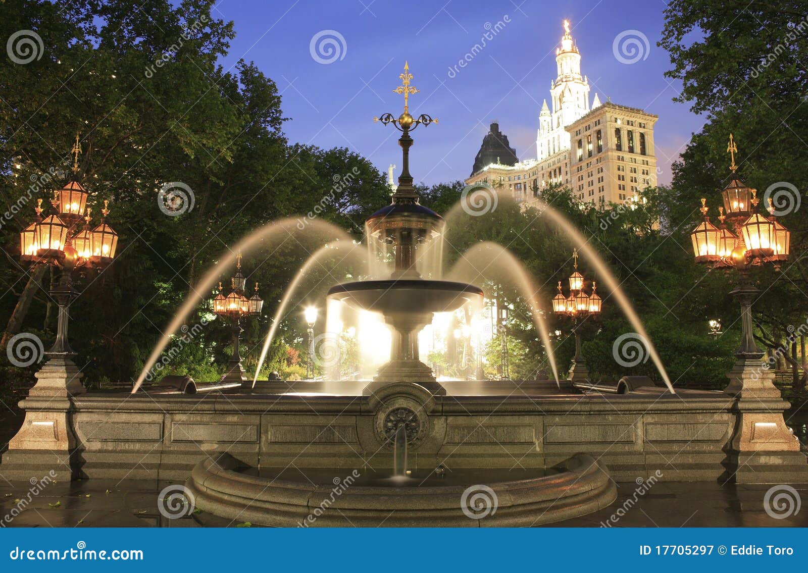 De Fontein van de vorm stock afbeelding. Image of halfrond - 17705297