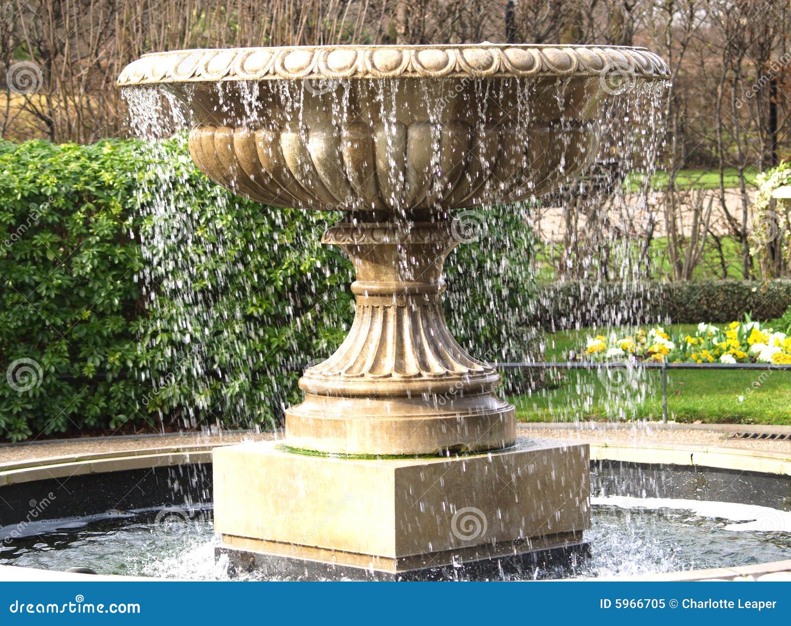 De Fontein van het water stock afbeelding. Image of standbeeld - 5966705