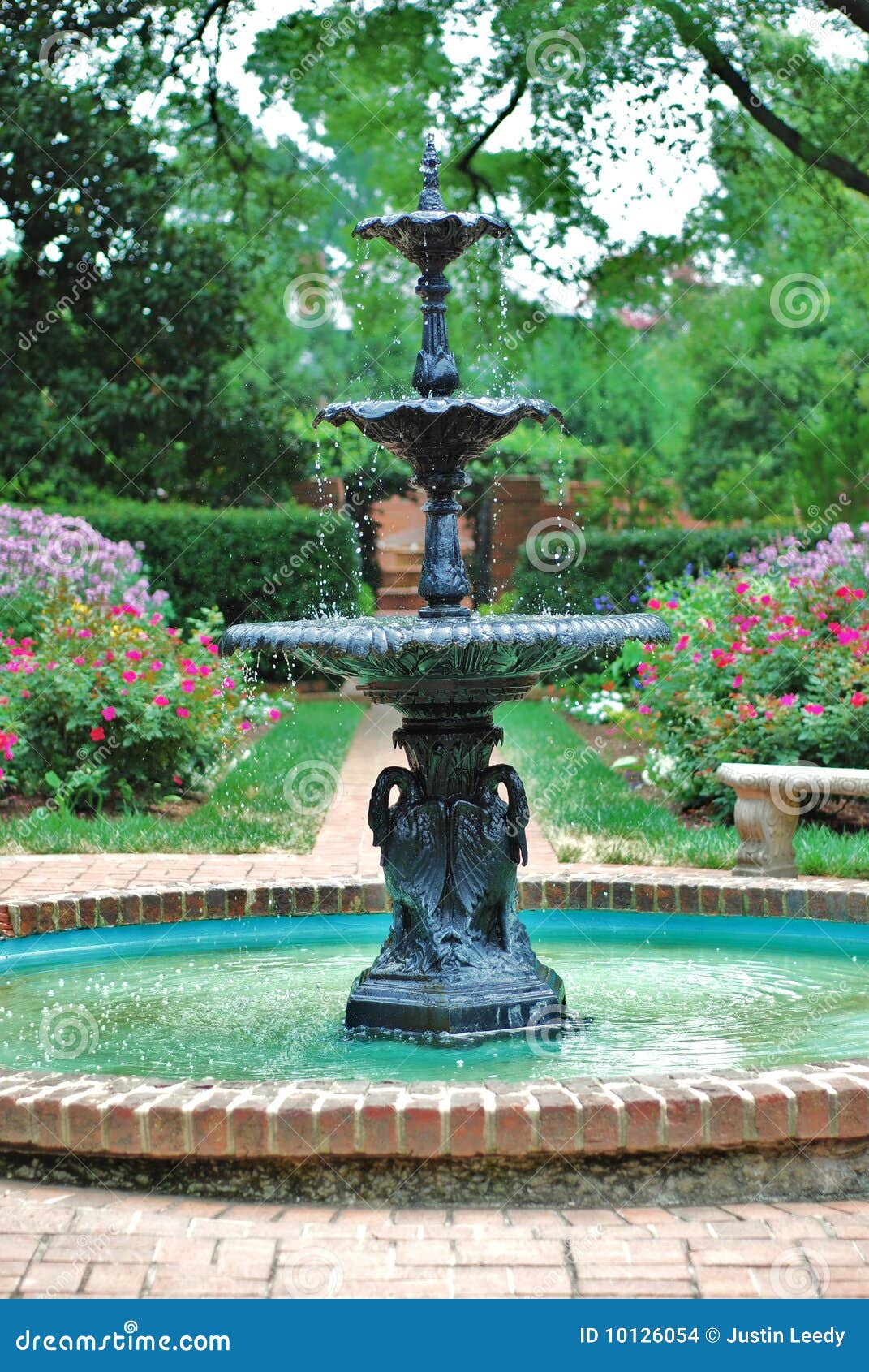 De Fontein Van Het Water in Park Stock Foto - Image of vegetatie, stil ...