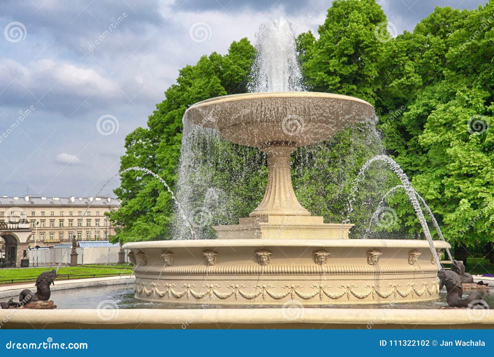 De Fontein Van Het Water in De Stad Stock Foto - Image of stad, straat ...