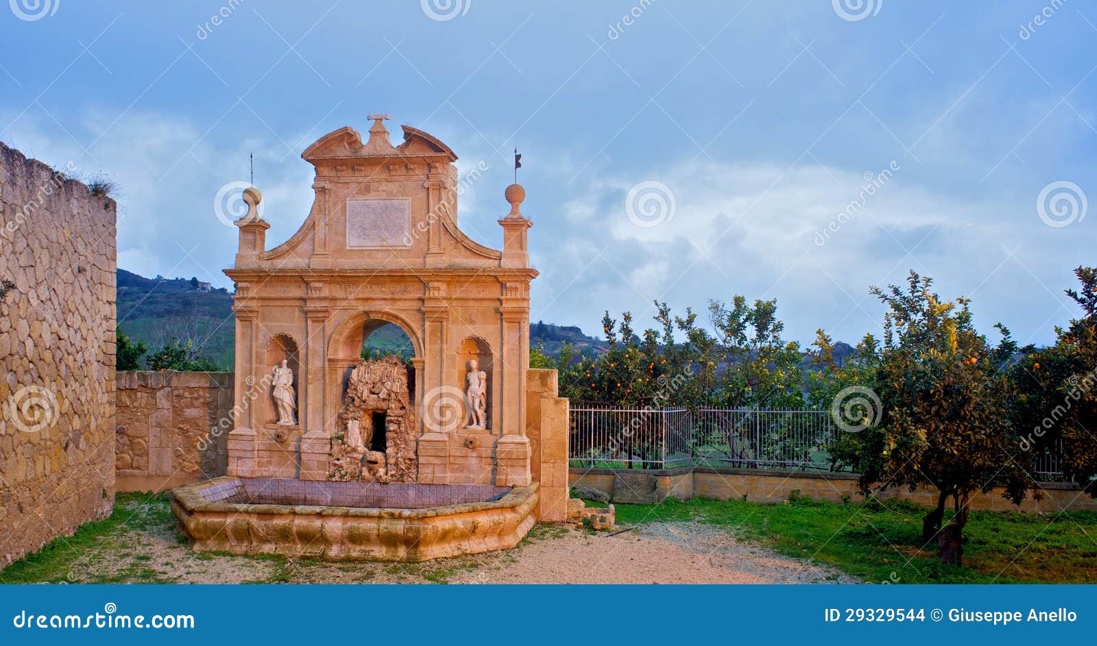 De Fontein Van Nimfen, Leonforte - Stock Foto - Image of barok ...