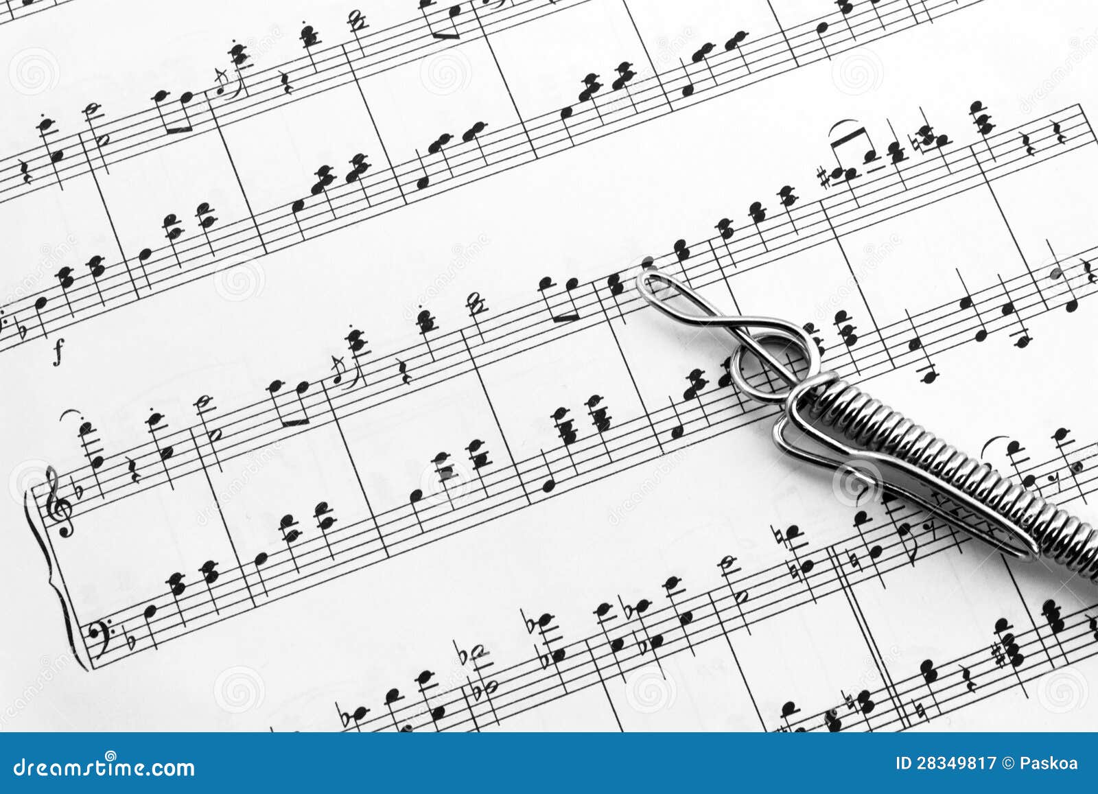 De G-sleutel Van Het Chroom Op Bladmuziek Stock Afbeelding - Image of ...