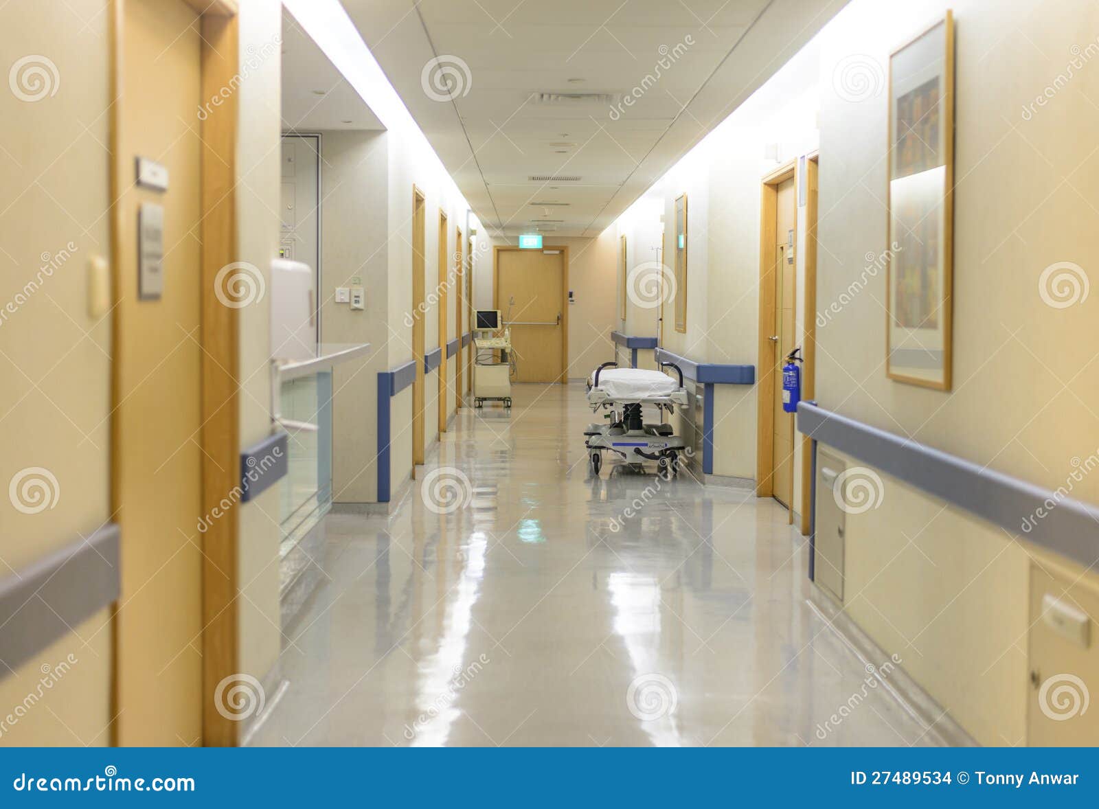 De Gang Van De Afdeling Van Het Ziekenhuis Stock Foto - Image of ...