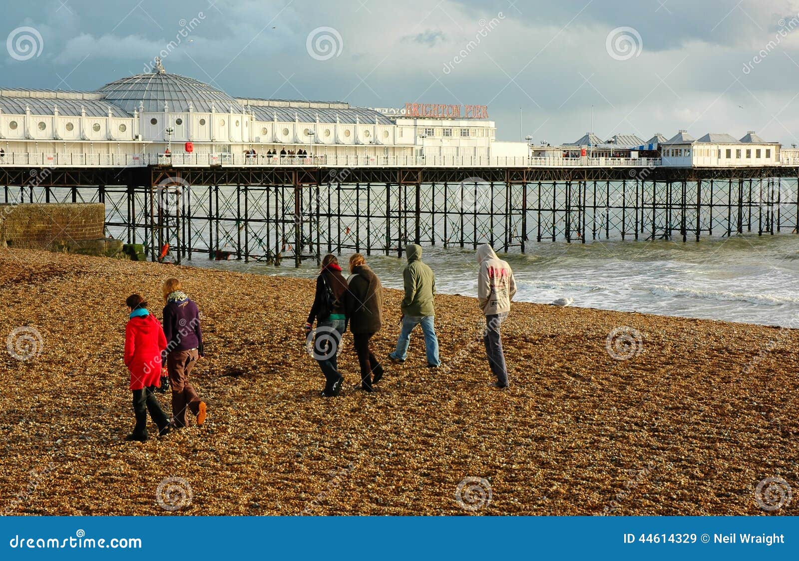 De Gang Van De Familiewinter Langs Het Strand Redactionele Stock ...
