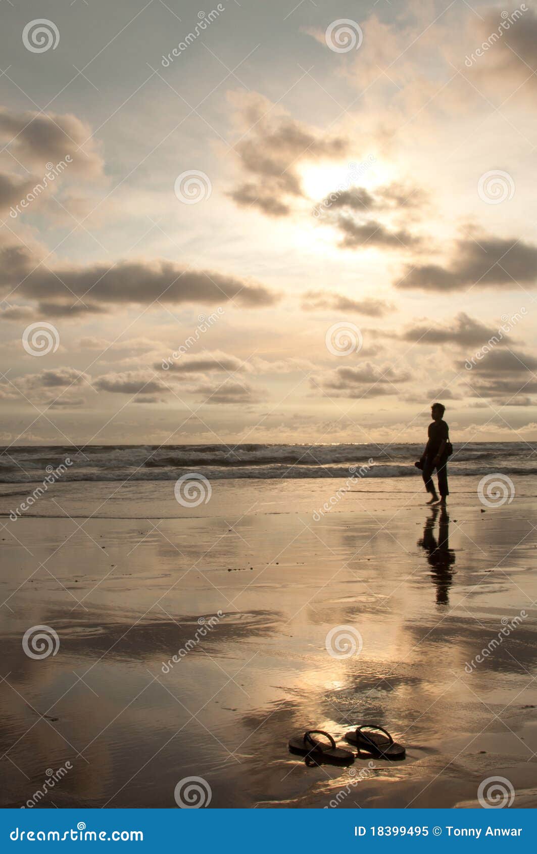 De Gang Van De Zonsondergang Op Het Strand Stock Afbeelding - Image of ...