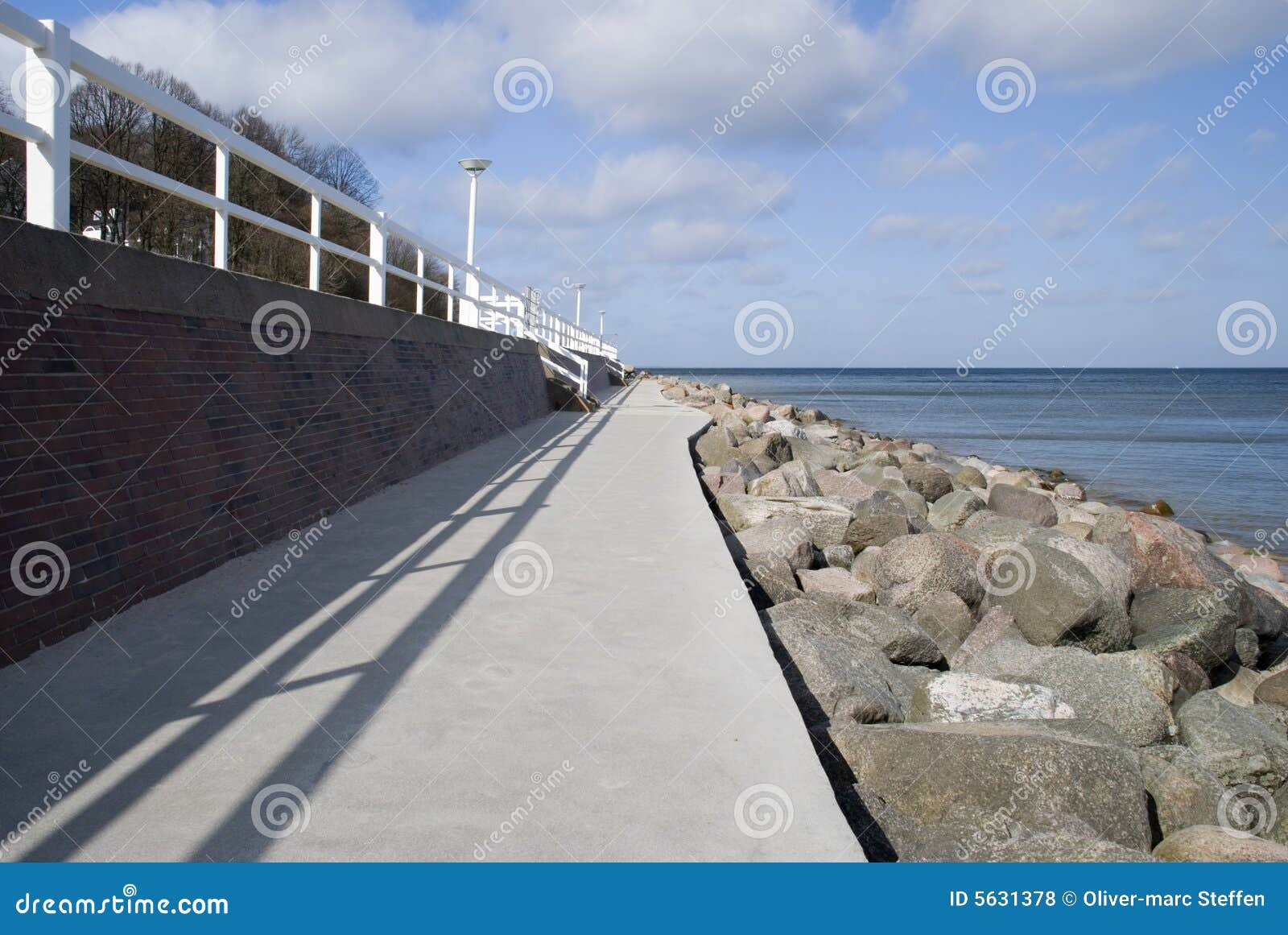 De gang van het strand stock foto. Image of blauw, baltisch - 5631378