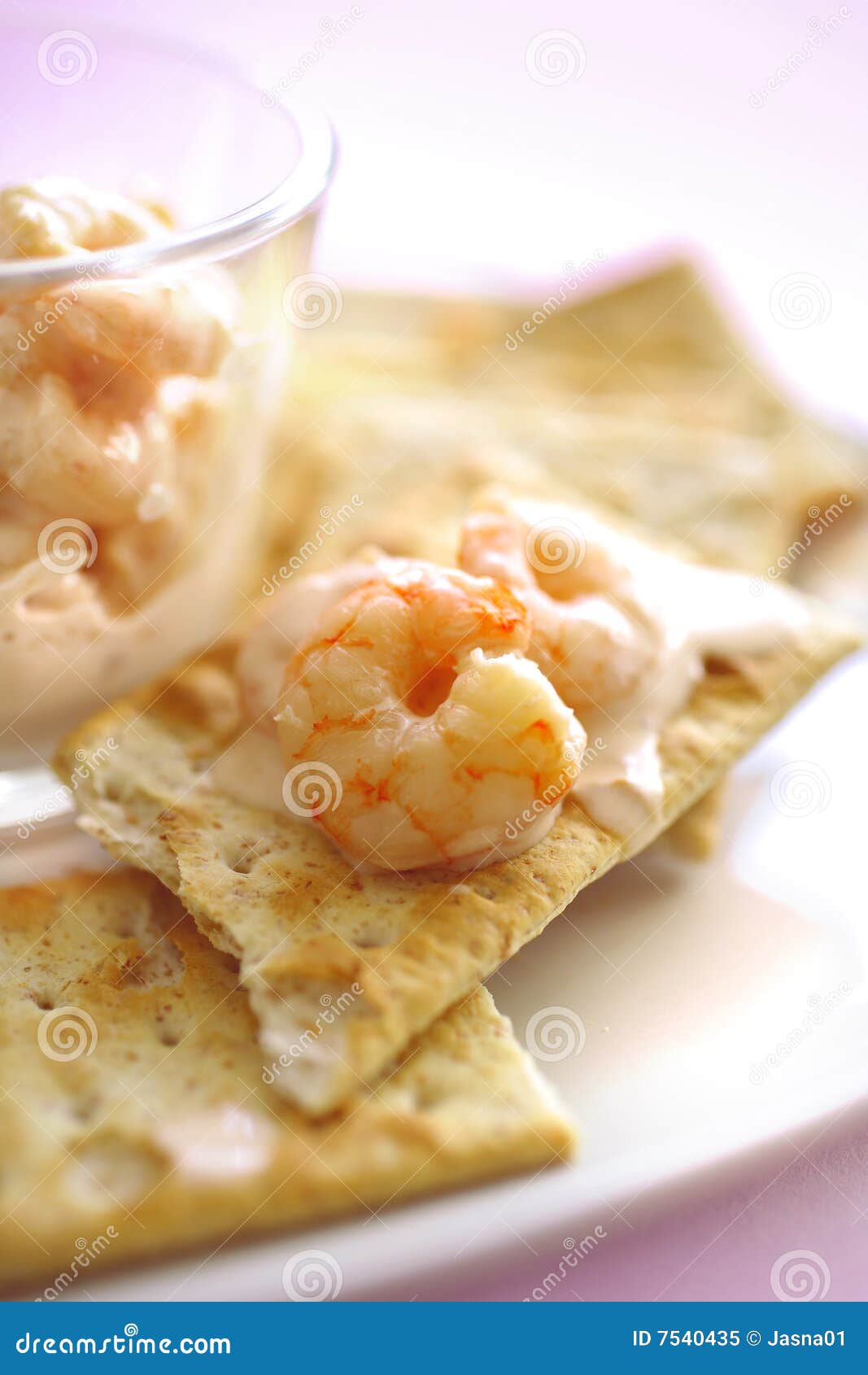 De Garnalen Van De Cocktail Op Crackers Stock Afbeelding - Image of ...