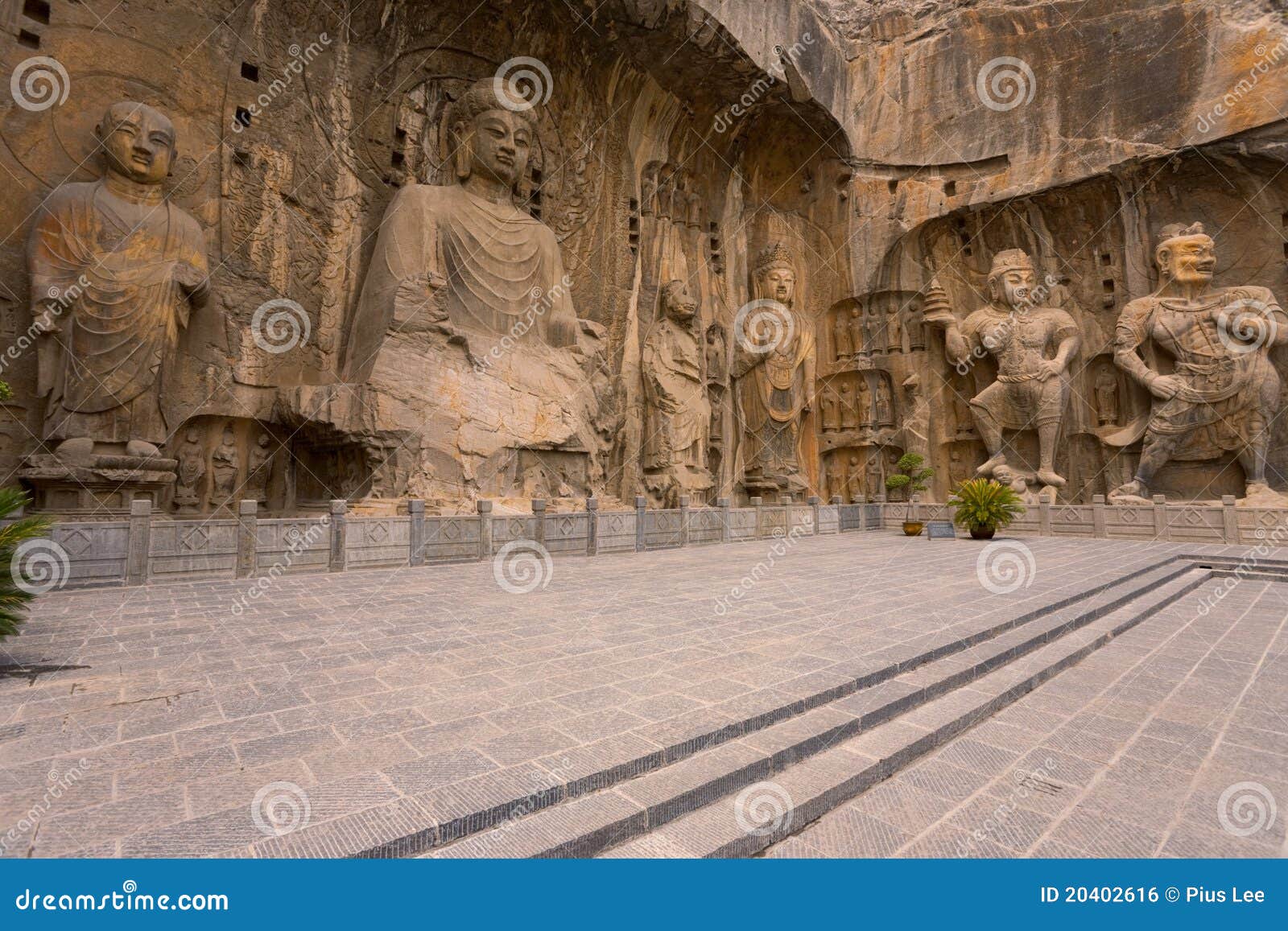 De Gebeitelde Standbeelden Van Longmen Grotten Stock Foto - Image of ...
