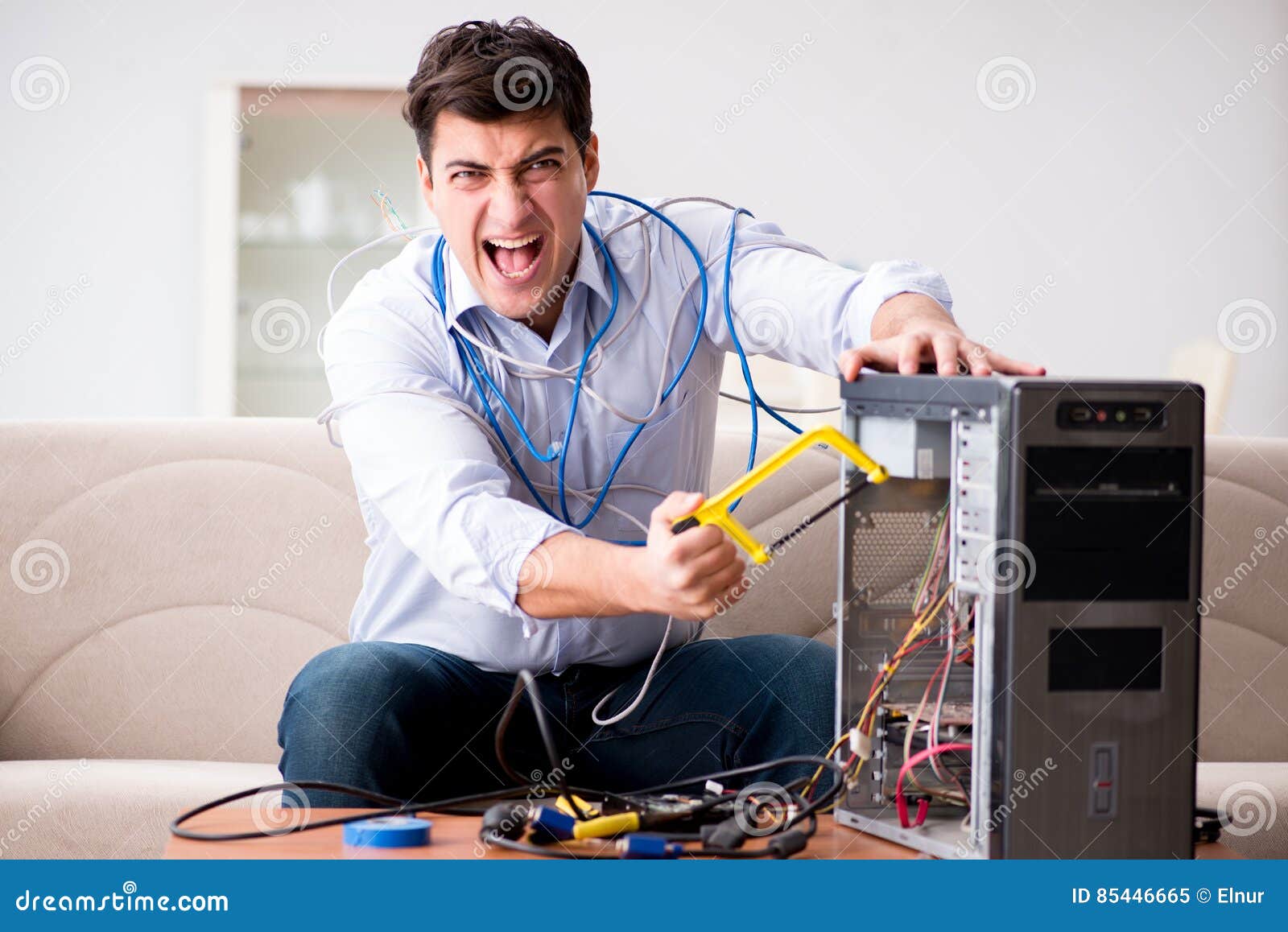 De Gefrustreerde Man Met Gebroken PC-computer Stock Afbeelding - Image ...