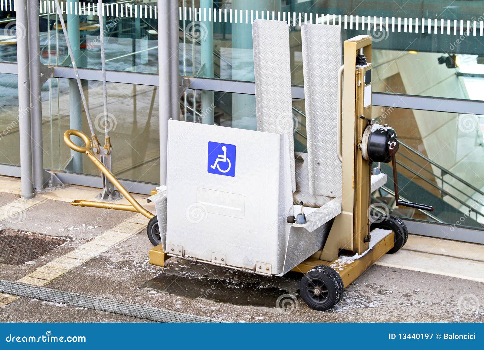 De gehandicapten heffen op stock afbeelding. Image of optillen - 13440197