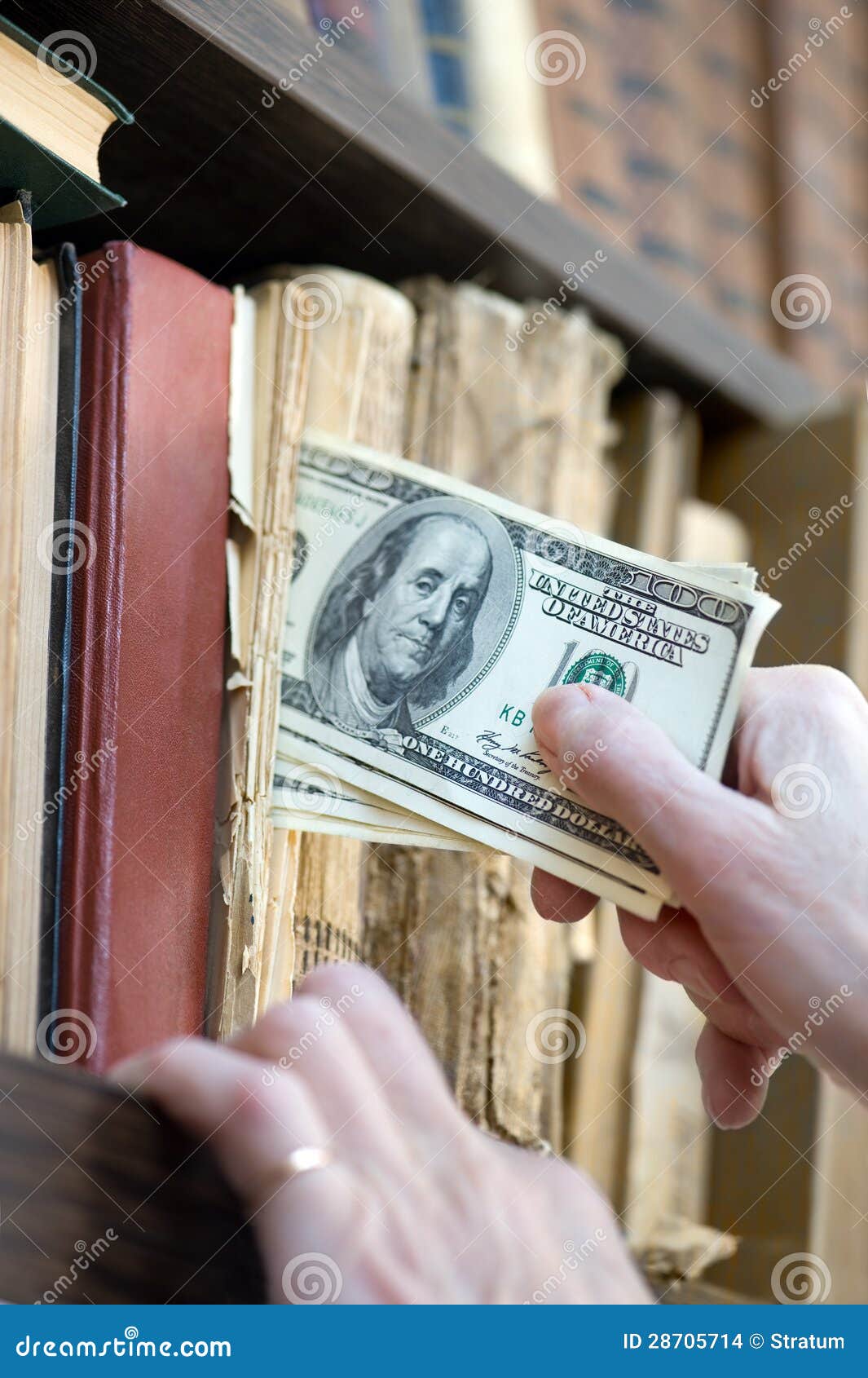 De Geheime Bergplaats Van Het Geld Stock Foto - Image of verdien ...