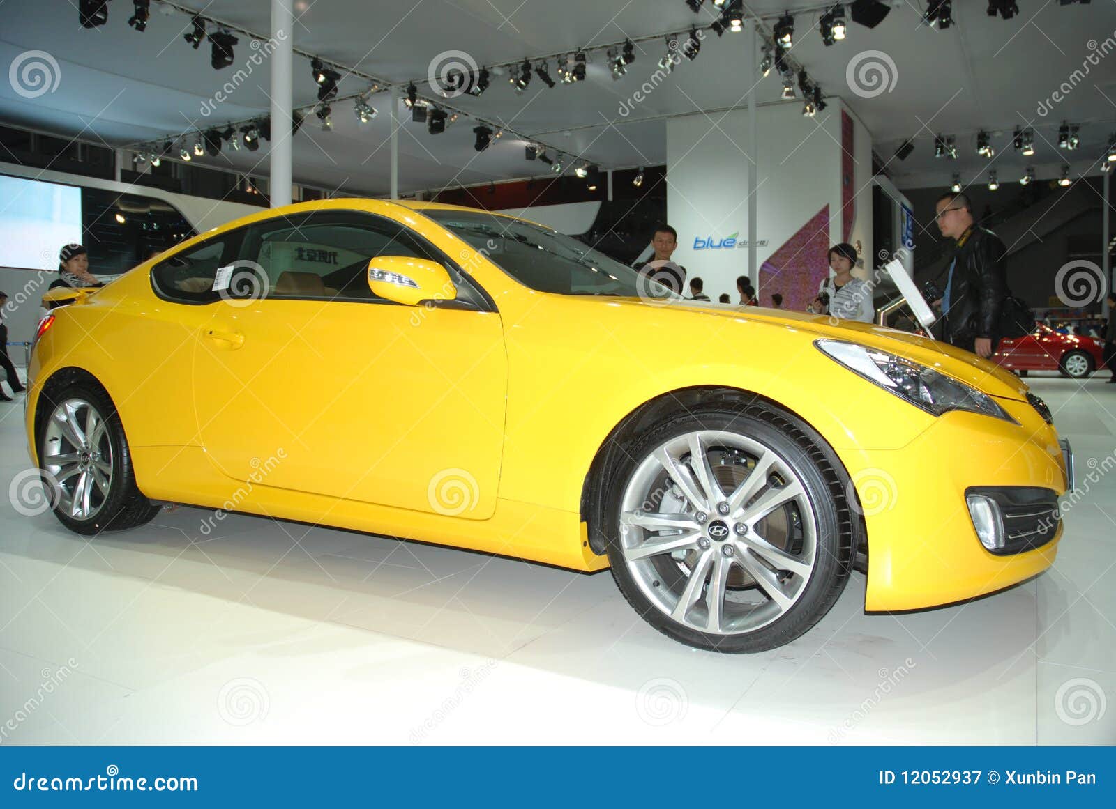 De gele auto van Hyundai redactionele fotografie. Image of begrip ...