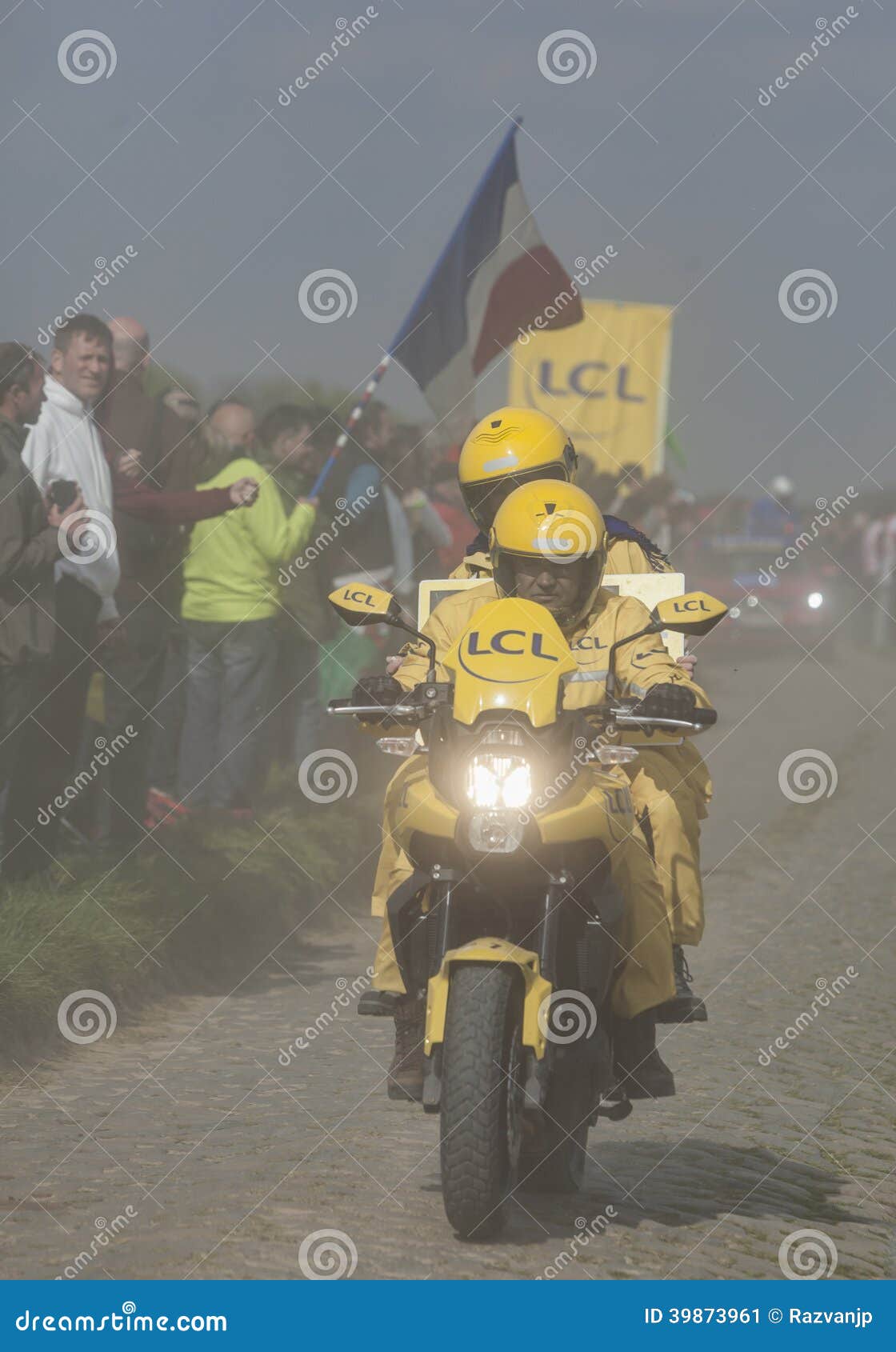 De Gele Fiets in Het Stof Parijs Roubaix 2014 Redactionele Foto - Image ...