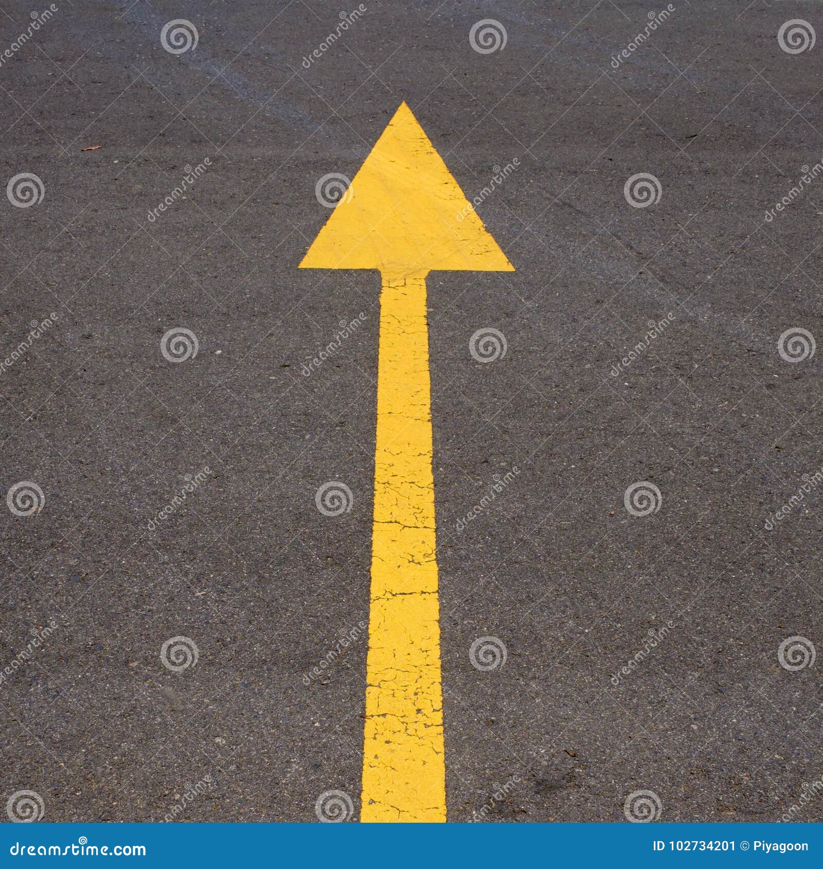 De gele pijl op de weg stock afbeelding. Image of stad - 102734201