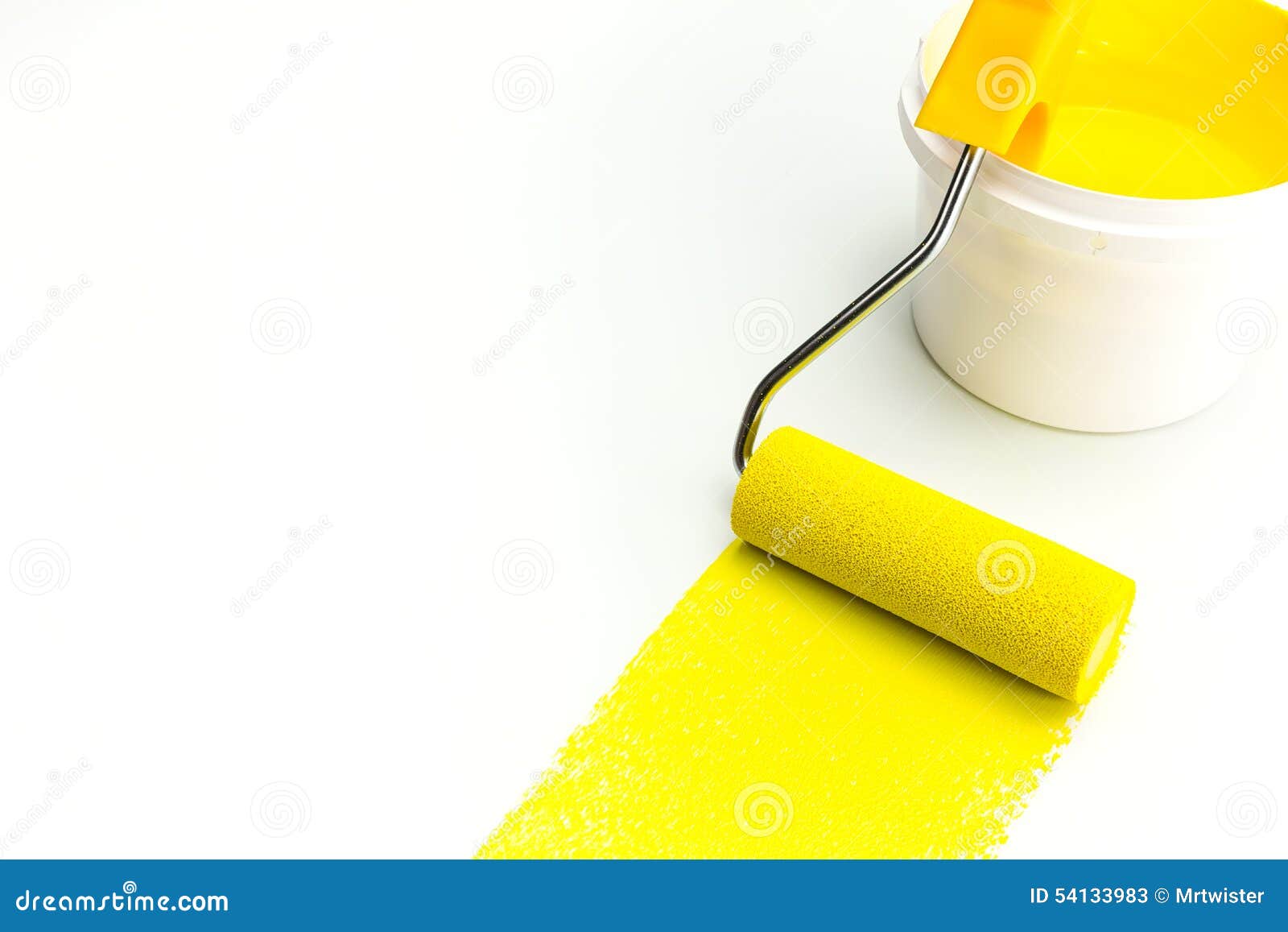 De gele verf kan en rol stock afbeelding. Image of verf - 54133983