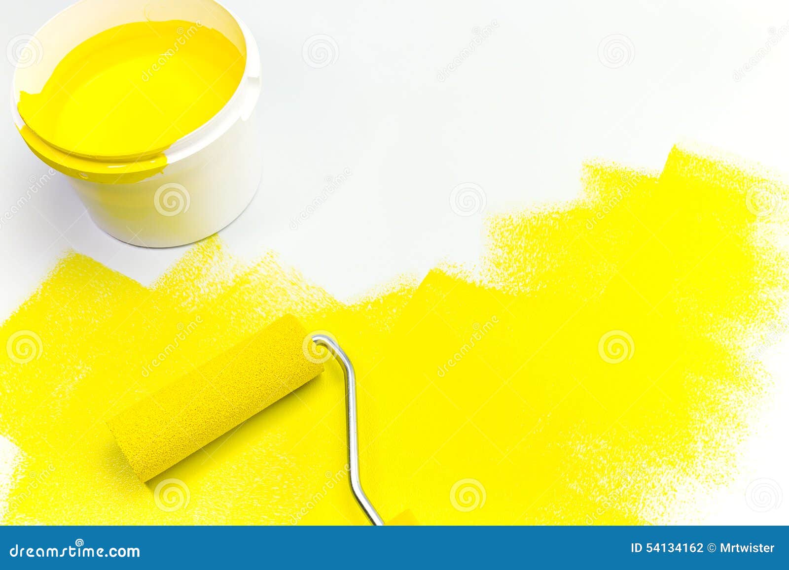 De Gele Verf Kan Met Verfrol Stock Foto - Image of reparatie, emmer ...