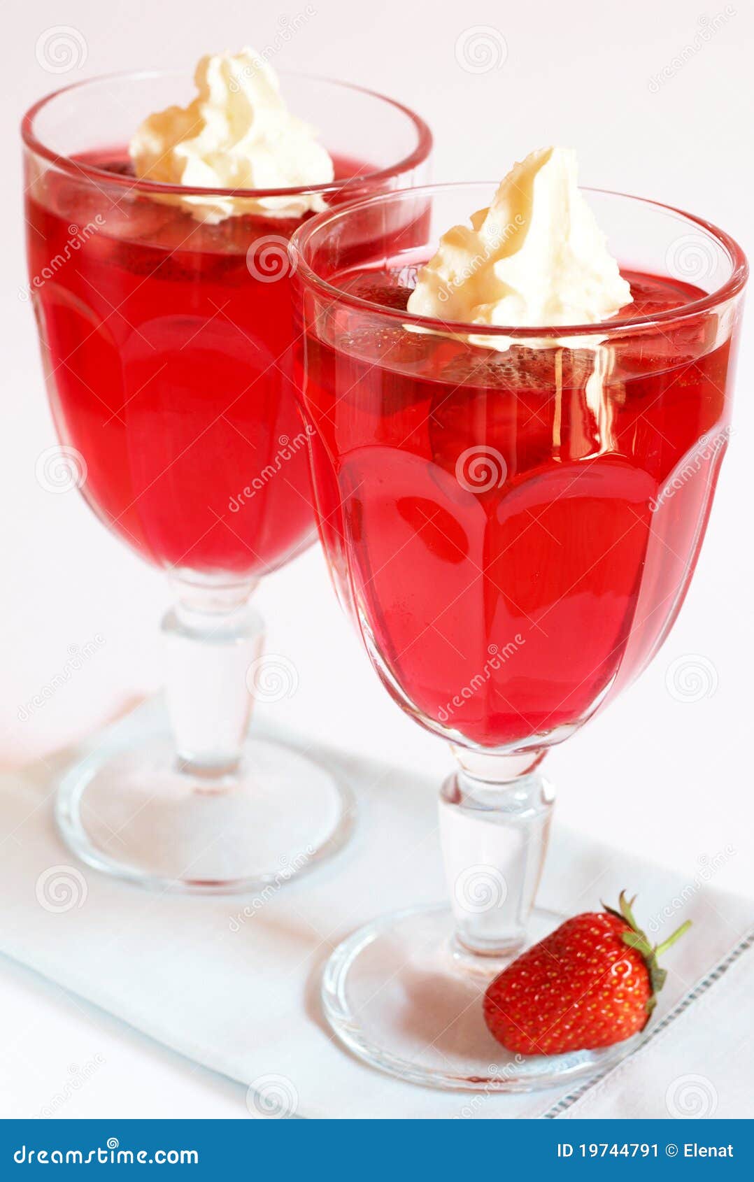 De Gelei Van De Aardbei Met Room Stock Afbeelding - Image of versheid ...