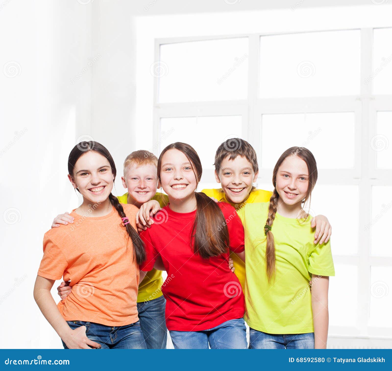 De Gelukkige Kinderen Van De Groep Stock Foto - Image of plezier ...