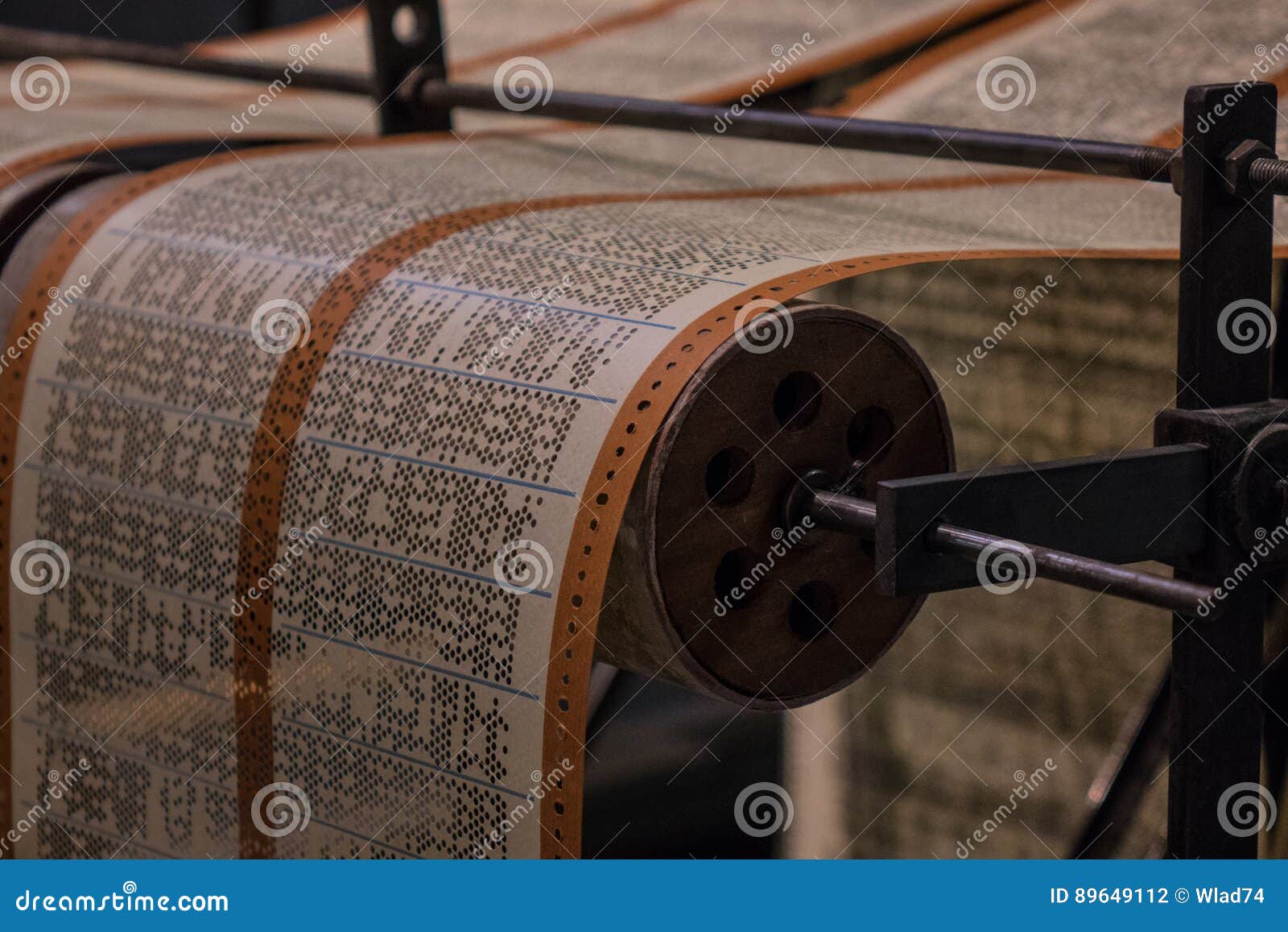 De Geperforeerde Ponsband Van Een Oud Apparaat Stock Foto - Image of ...