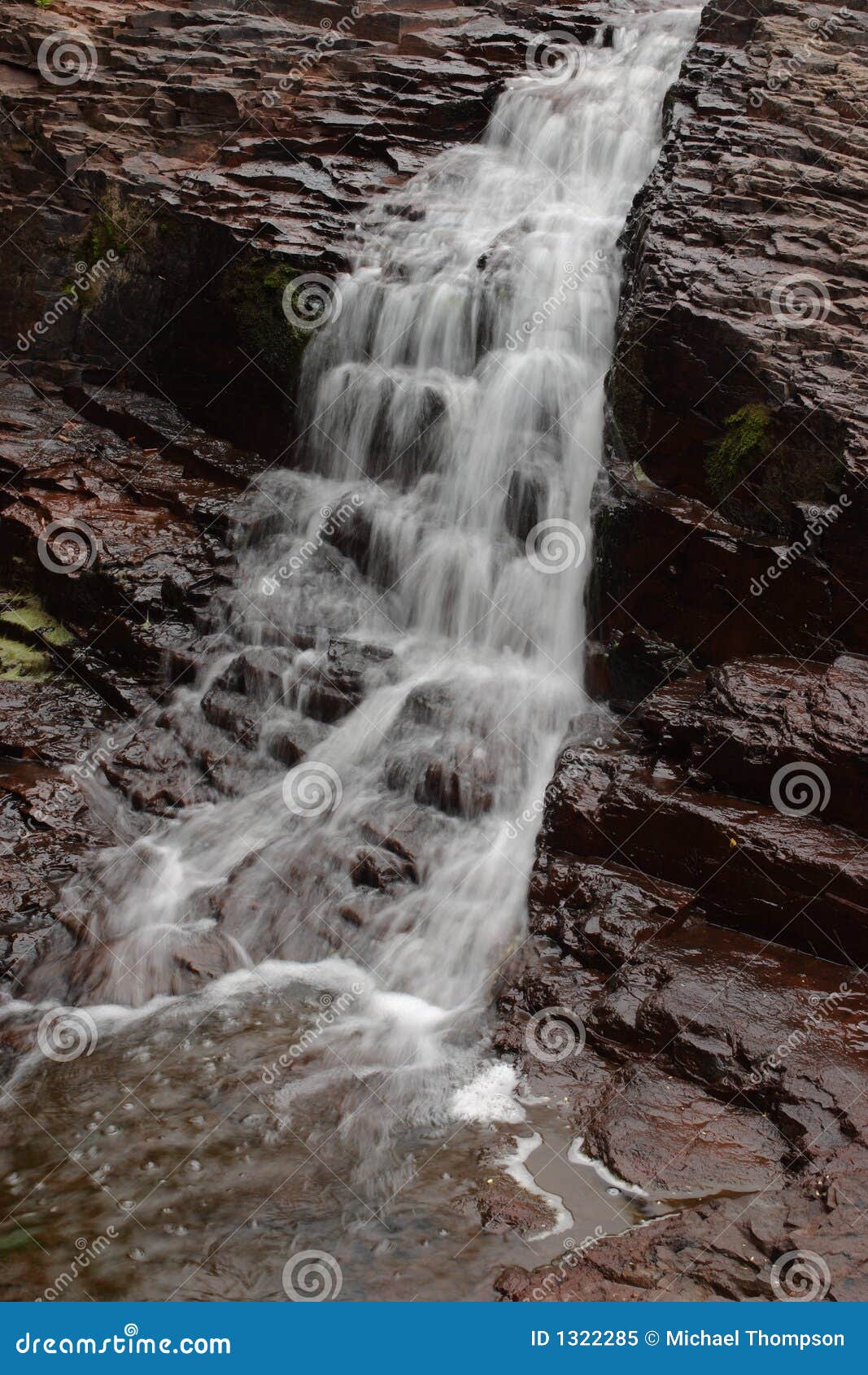 De Gespleten Waterval Van De Rivier Van De Rots Stock Afbeelding ...