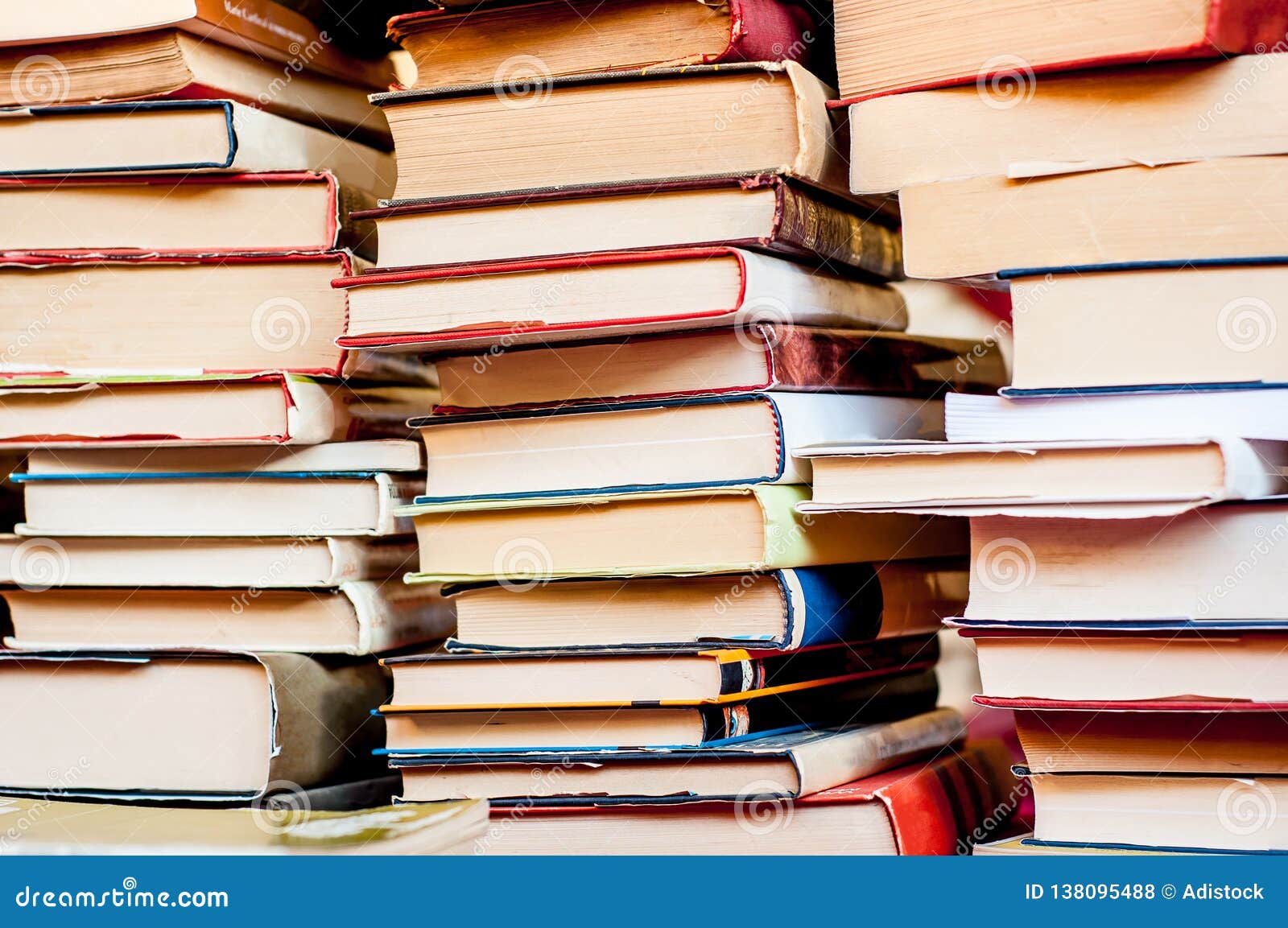 De Gestapelde Achtergrond Van Boeken Vouwen Van Boeken Stock Foto ...