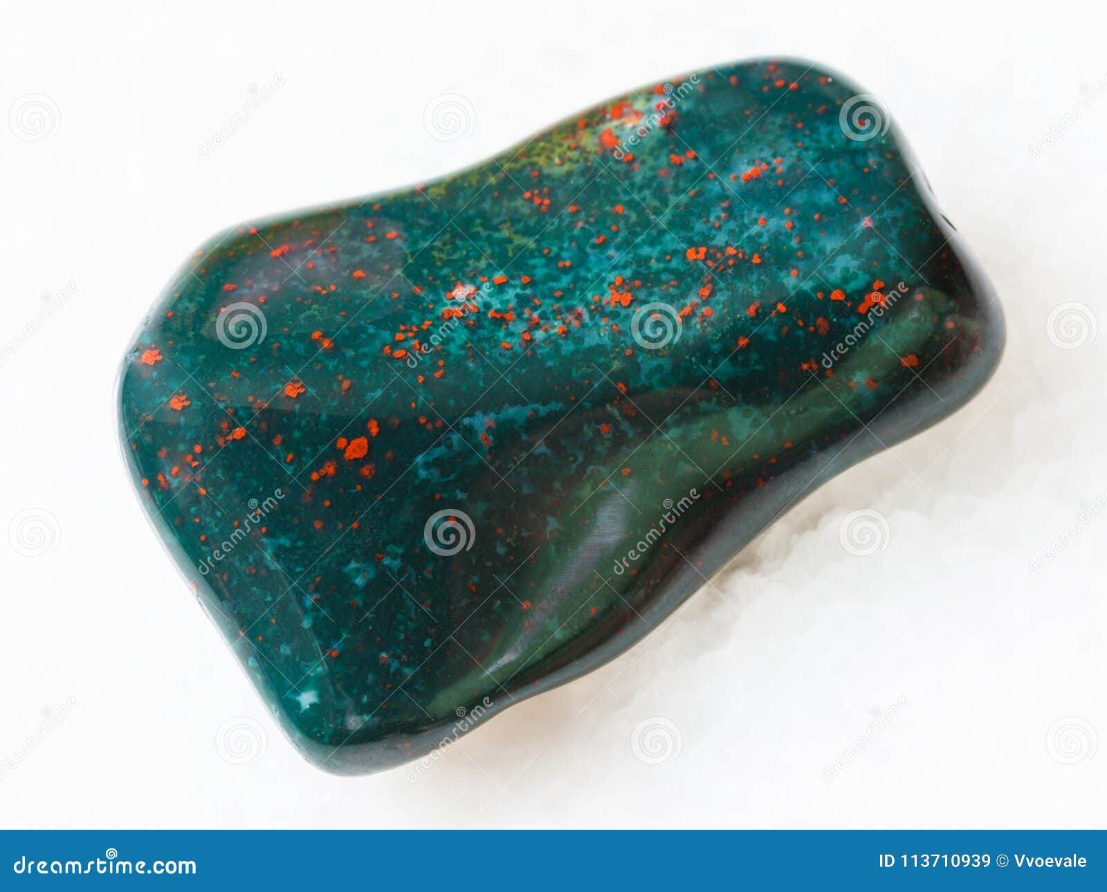 De Getuimelde Groene Steen Van De Heliotroopgem Op Wit Stock Afbeelding ...