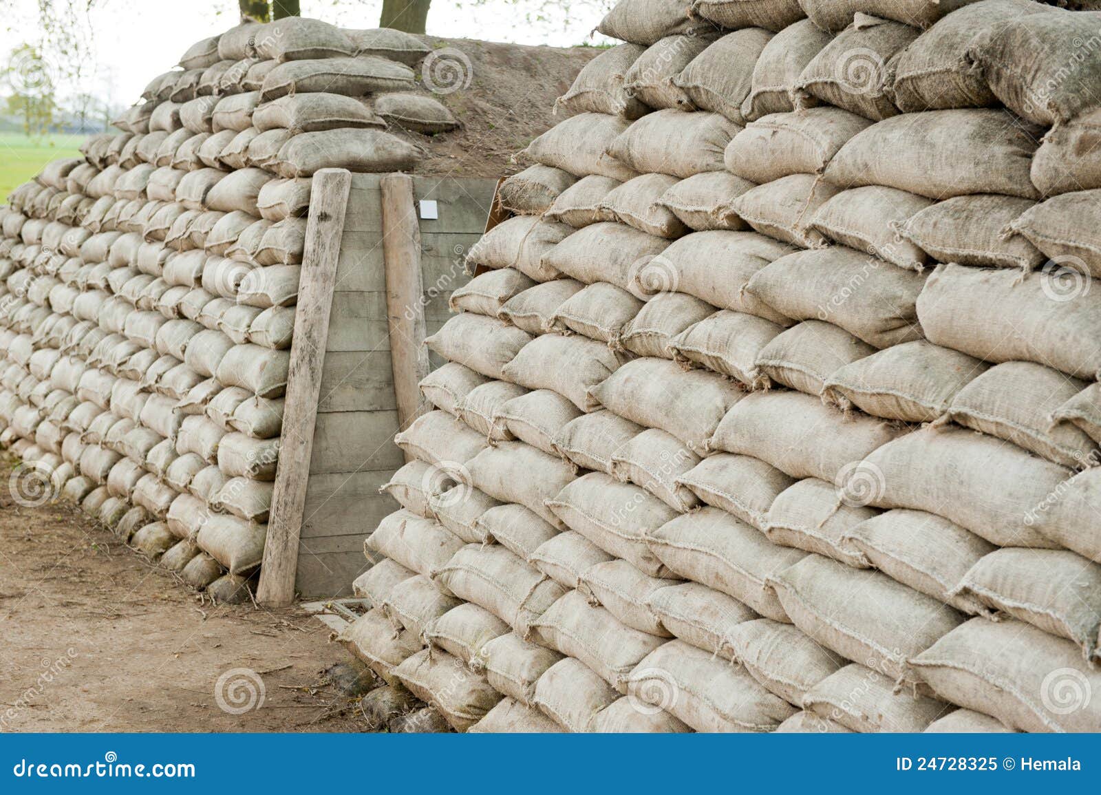 De geulen van de oorlog stock afbeelding. Image of kanonnen - 24728325