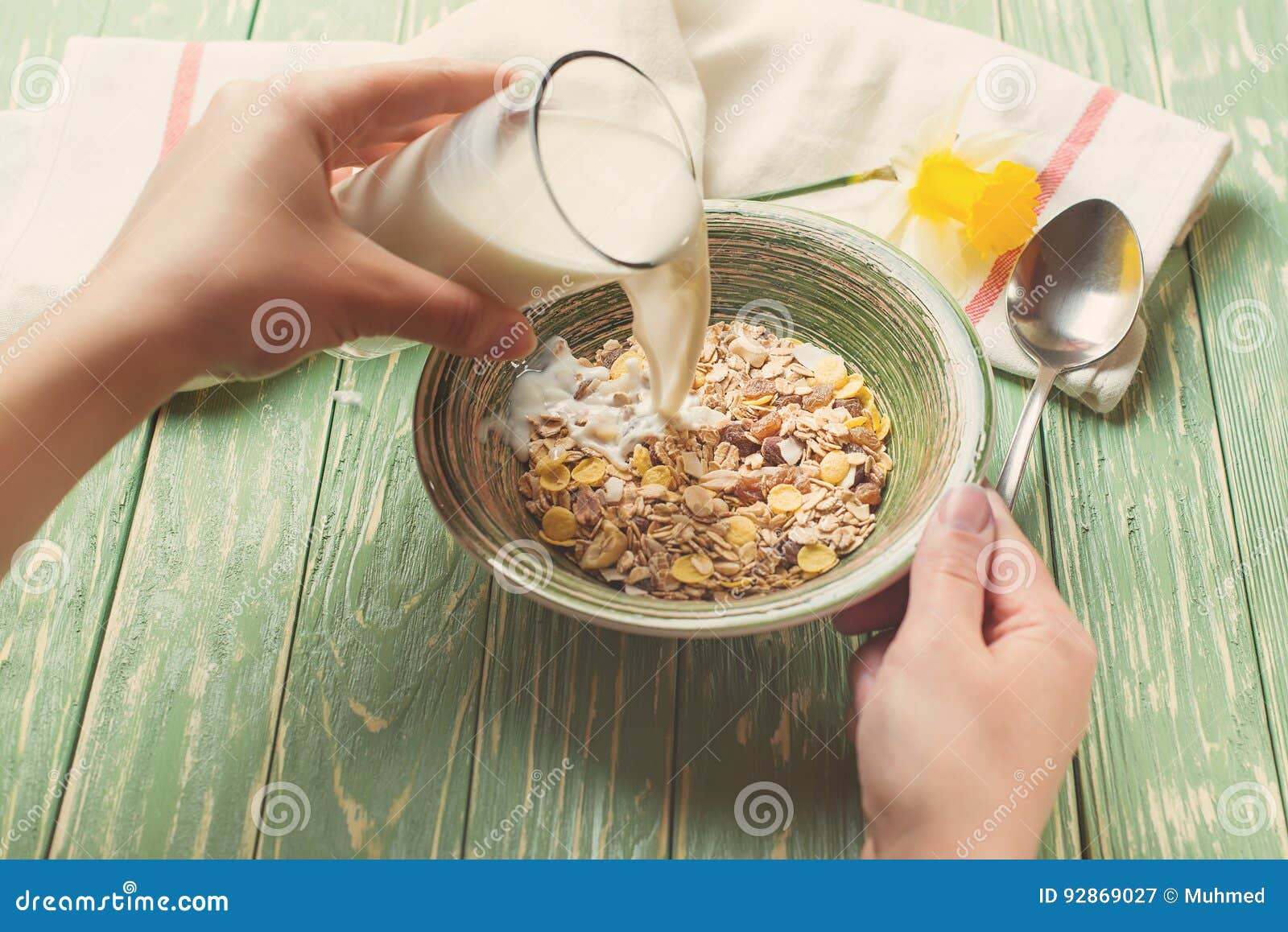 De Gezonde Gietende Melk Van De Ontbijtvrouw in Kom Met Muesli Gestemd ... De Gezonde Gietende Melk Van De Ontbijtvrouw in Kom Met Muesli Gestemd ...