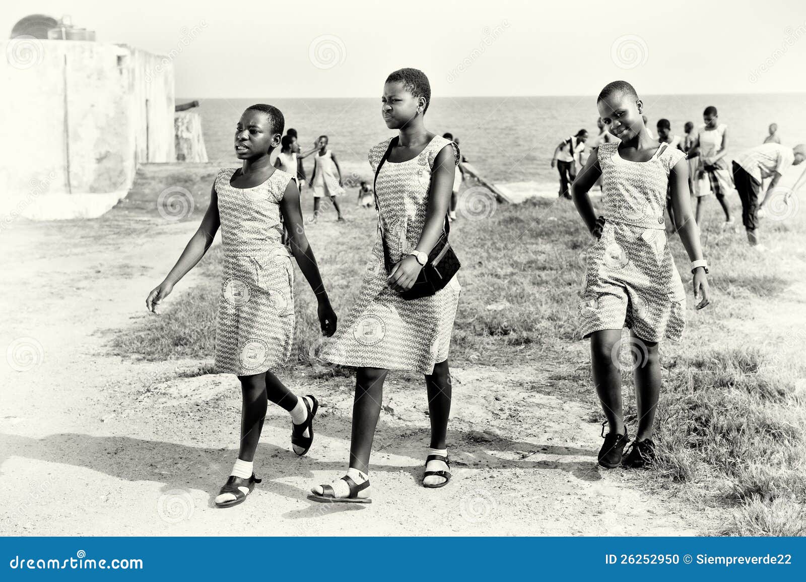 De Ghanese Meisjes Van Thee in De Zelfde Kleding Redactionele ...