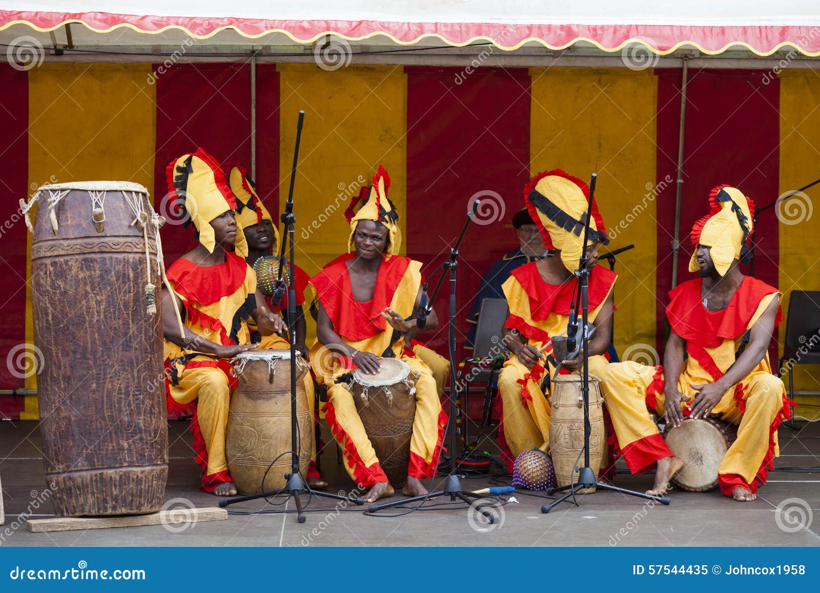 De Ghanese Slagwerkers Van Nkrabea Dansen Ensemble Redactionele ...