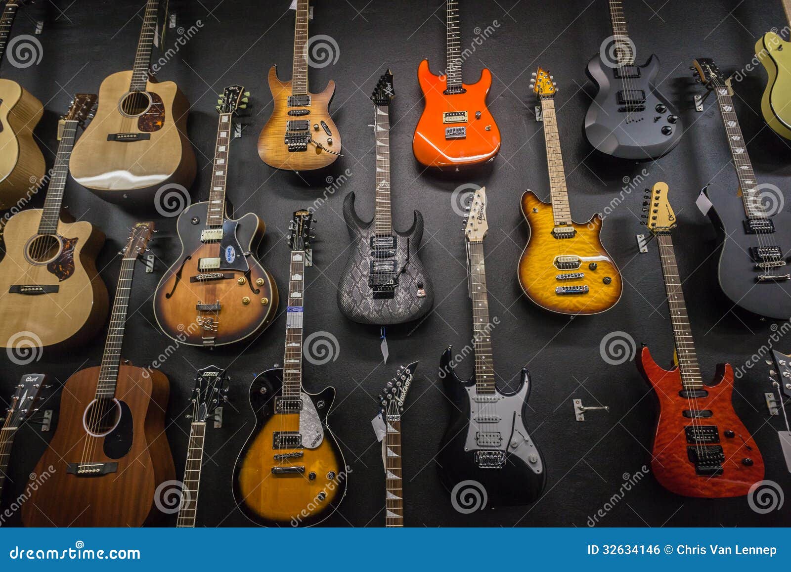 De Gitaren Van De Muziekwinkel Redactionele Foto - Image of muziek ...