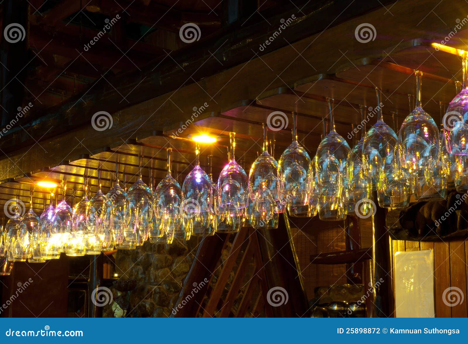 De Glazen Van De Wijn Het Rek Stock Foto - Image of drank, restaurant ...