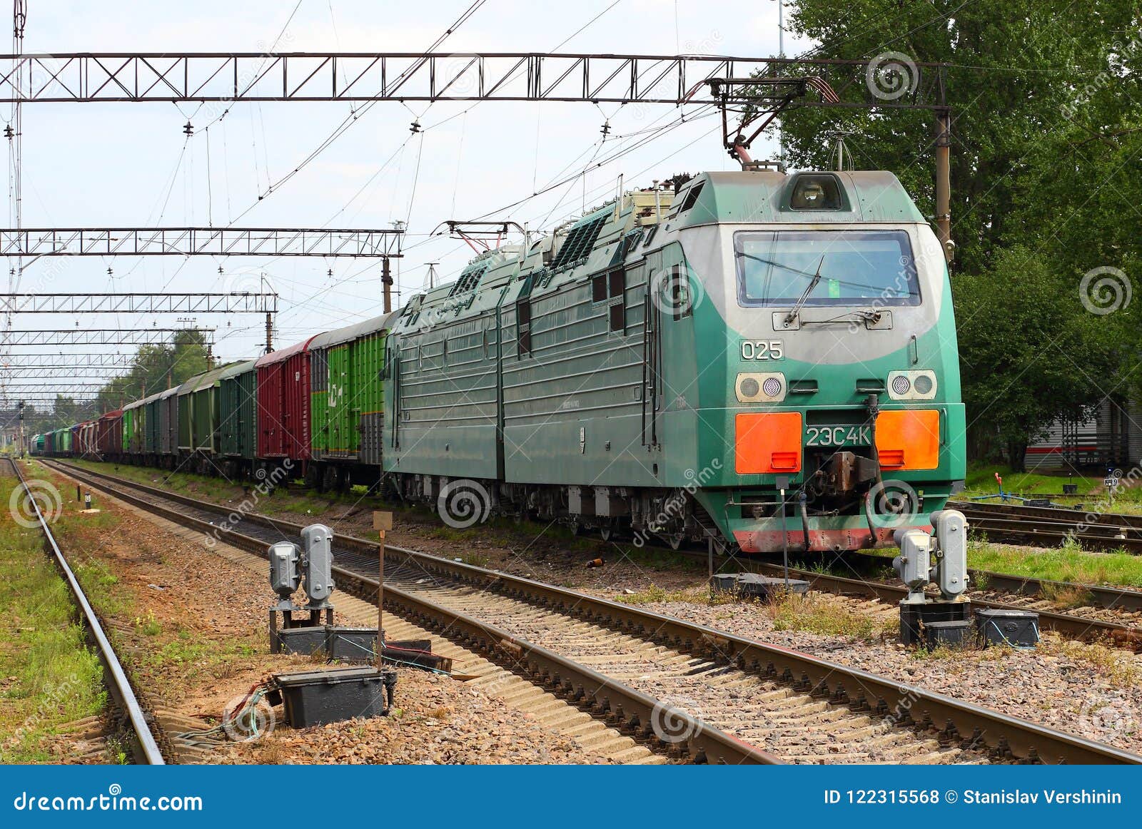 De goederentrein redactionele stock foto. Image of wagens - 122315568