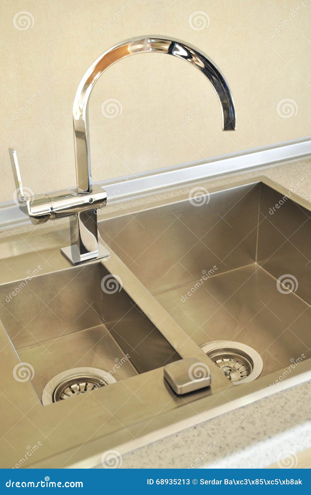 De gootsteen van de keuken stock afbeelding. Image of koude - 68935213