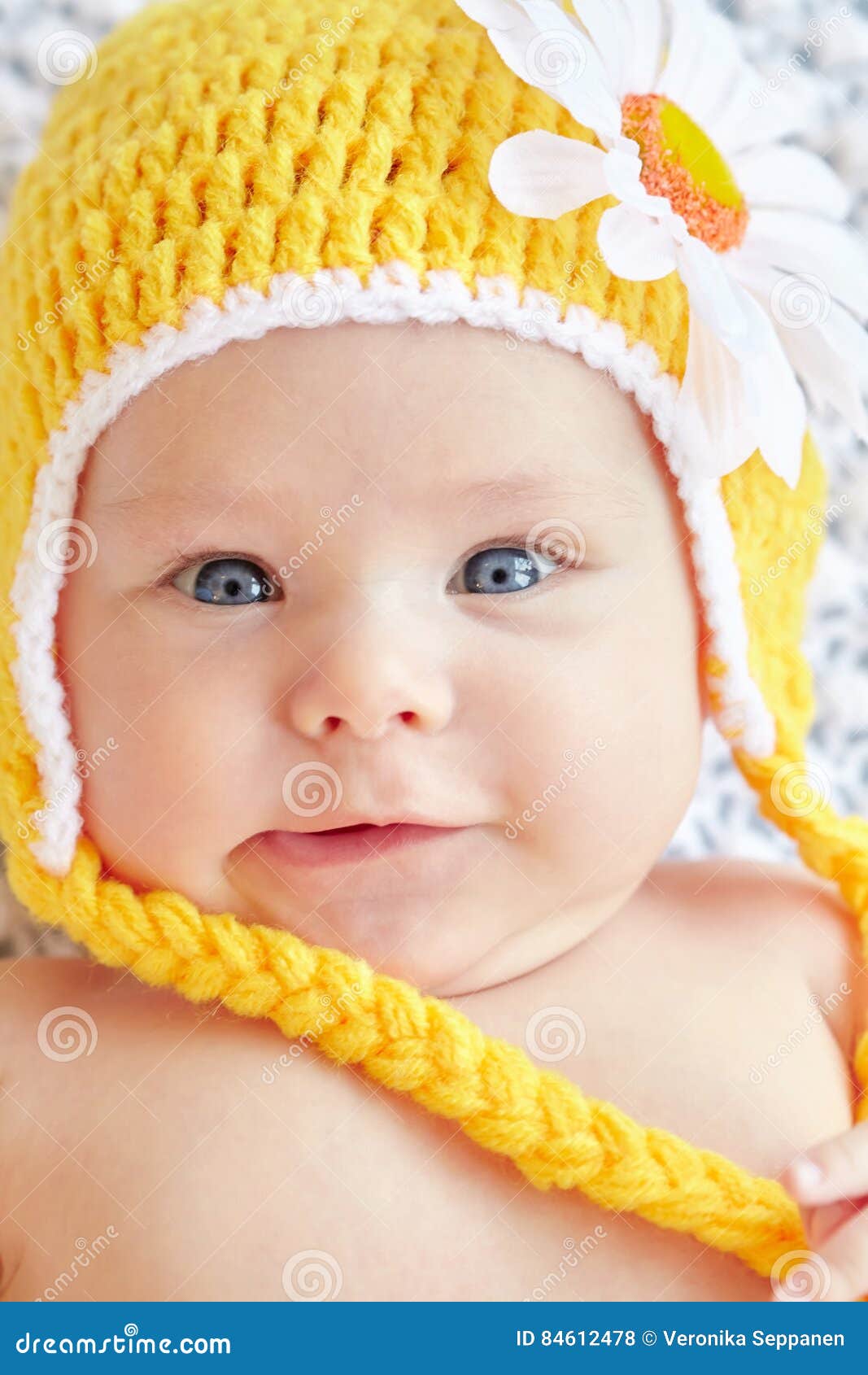 De Grappige Baby Weared Gele Hoed Stock Foto - Image of vakantie ...