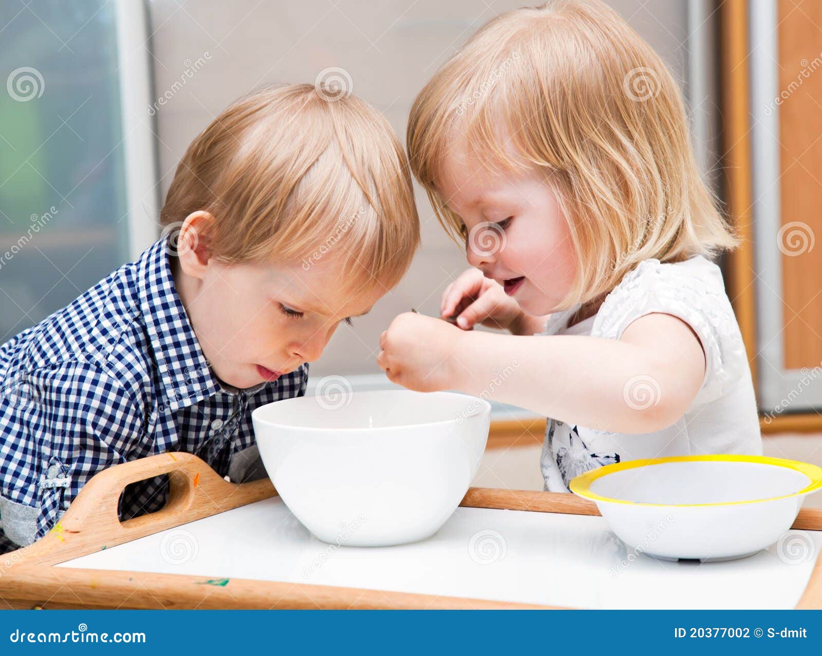 De Grappige Kinderen Eten Dessert Stock Foto - Image of vrolijk ...