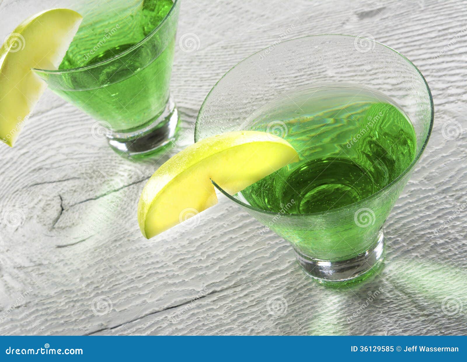 De Groene Cocktail Van Apple Martini in Het Sluiten Stock Afbeelding ...