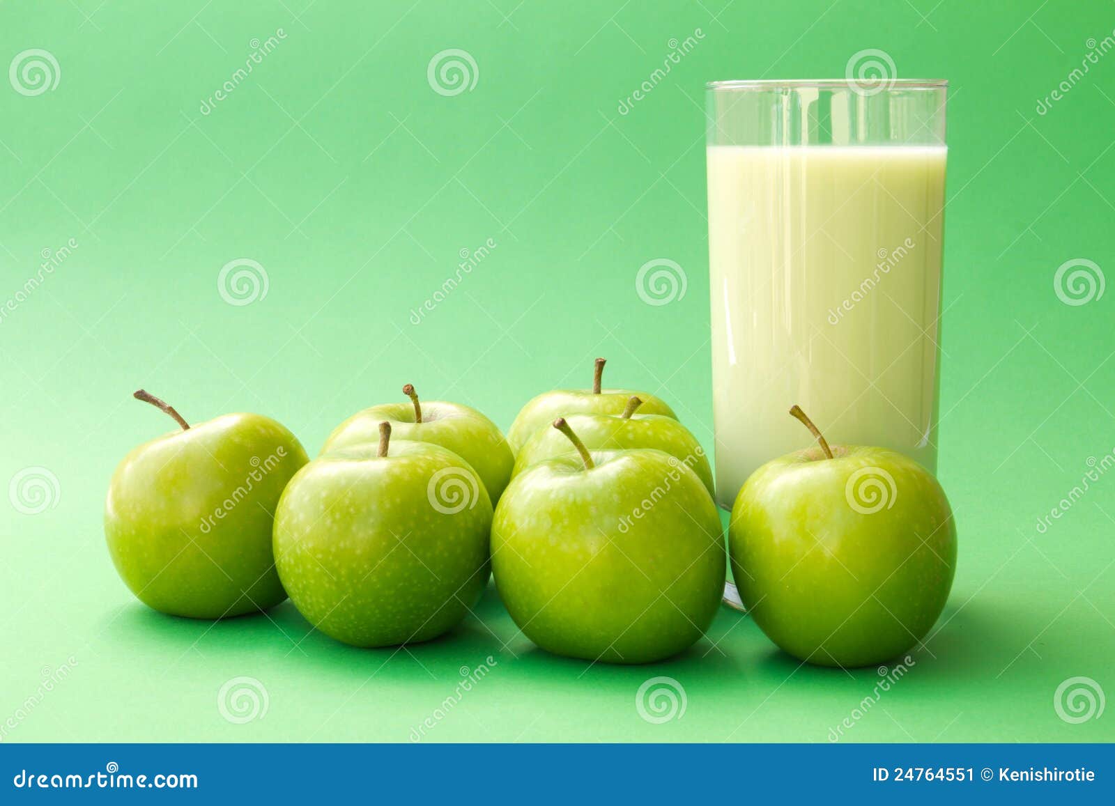 De Groene Drank Van De Appelyoghurt Stock Afbeelding - Image of appel ...